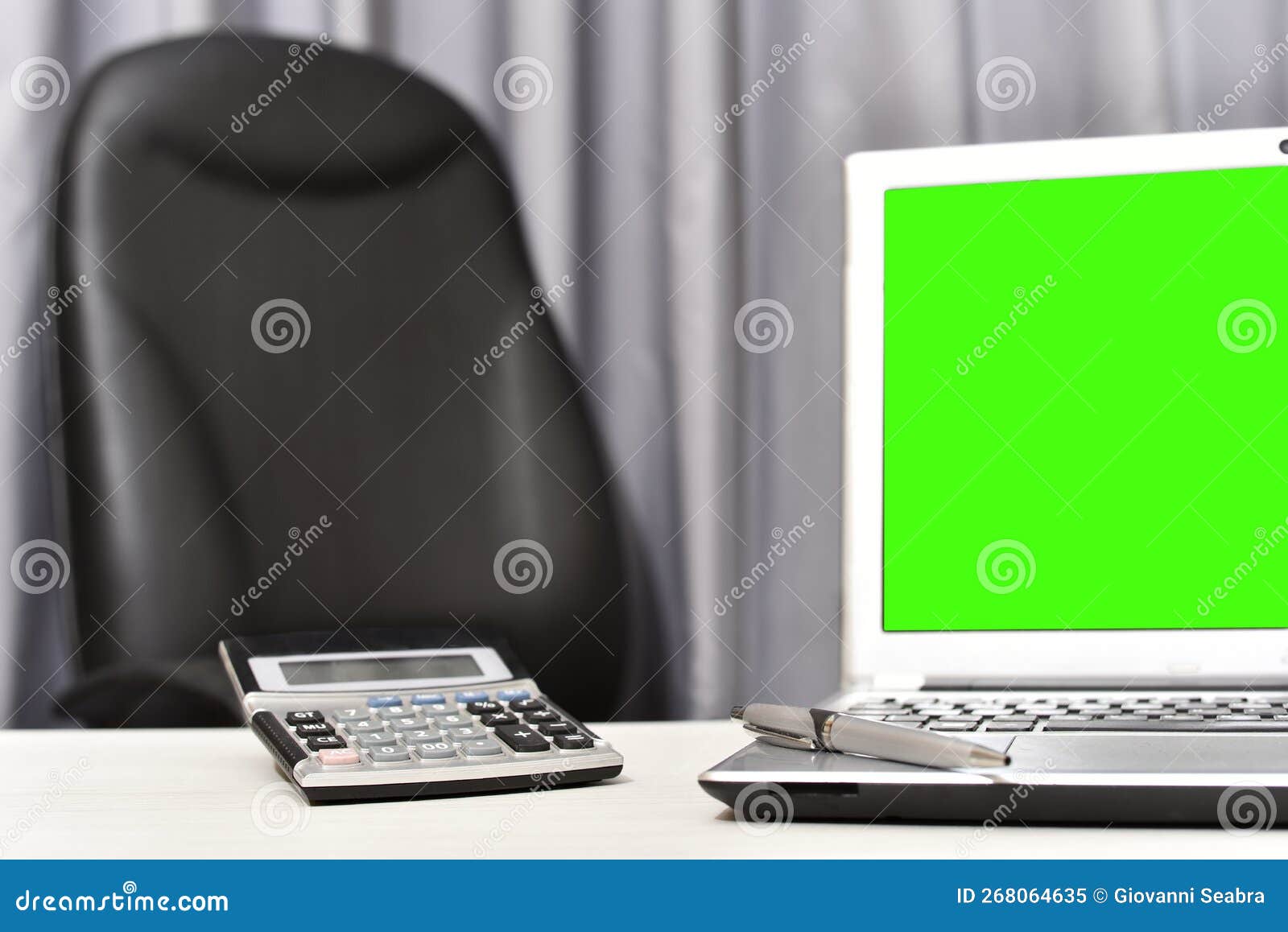 NOTEBOOK COMPUTER with TRANSPARENT SCREEN in CHROMA KEY, IDEAL for ...