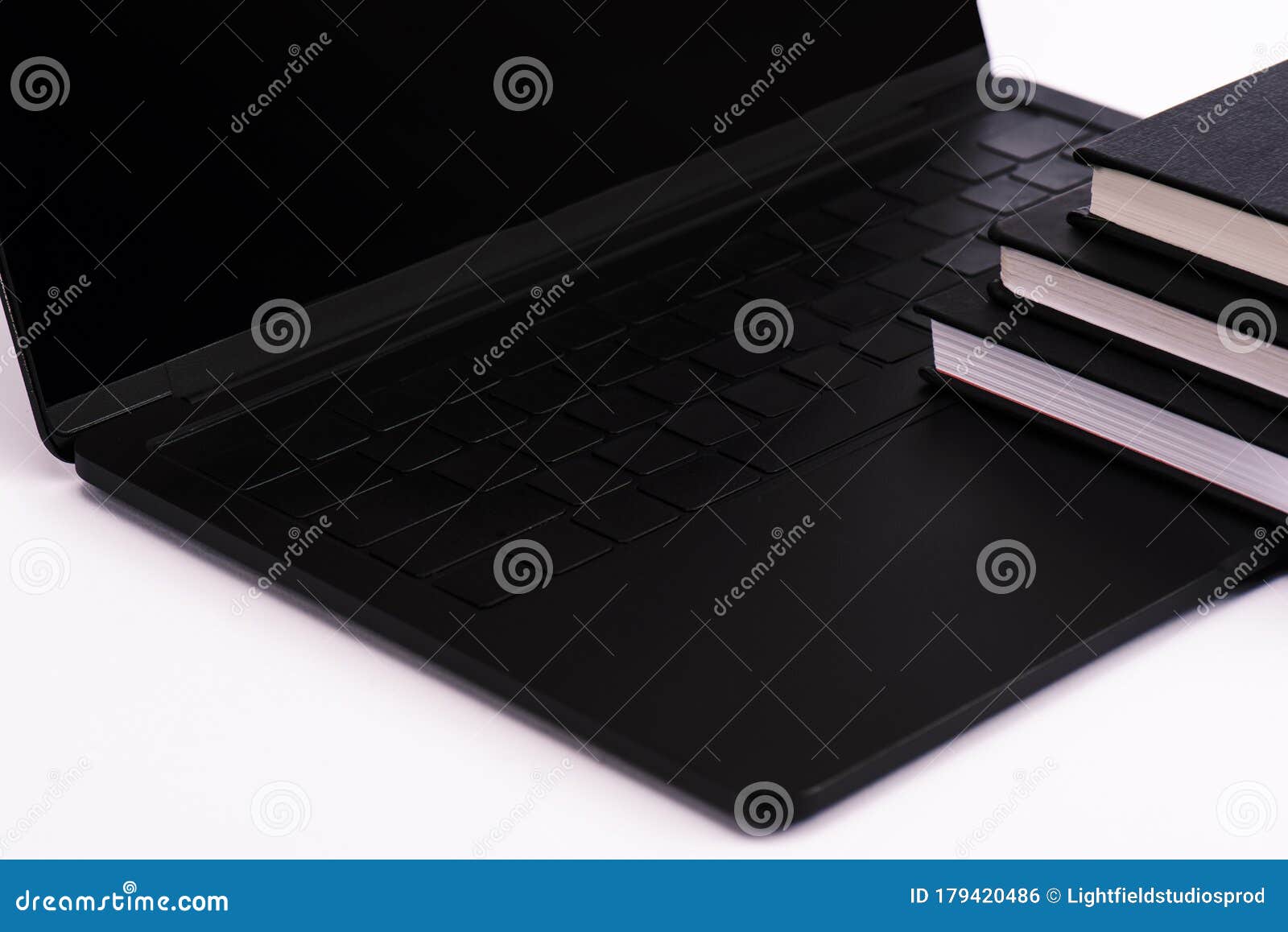 Notebooks Pretos Perto Do Notebook Moderno Ligado Foto de Stock ...