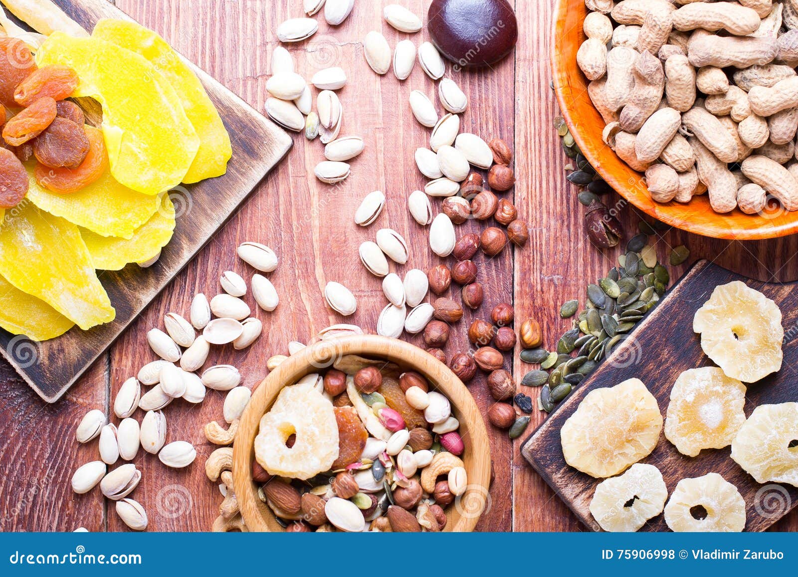 Noten En Droog Fruit, in Kommen, Op Raad Stock Foto - Image of naughty ...