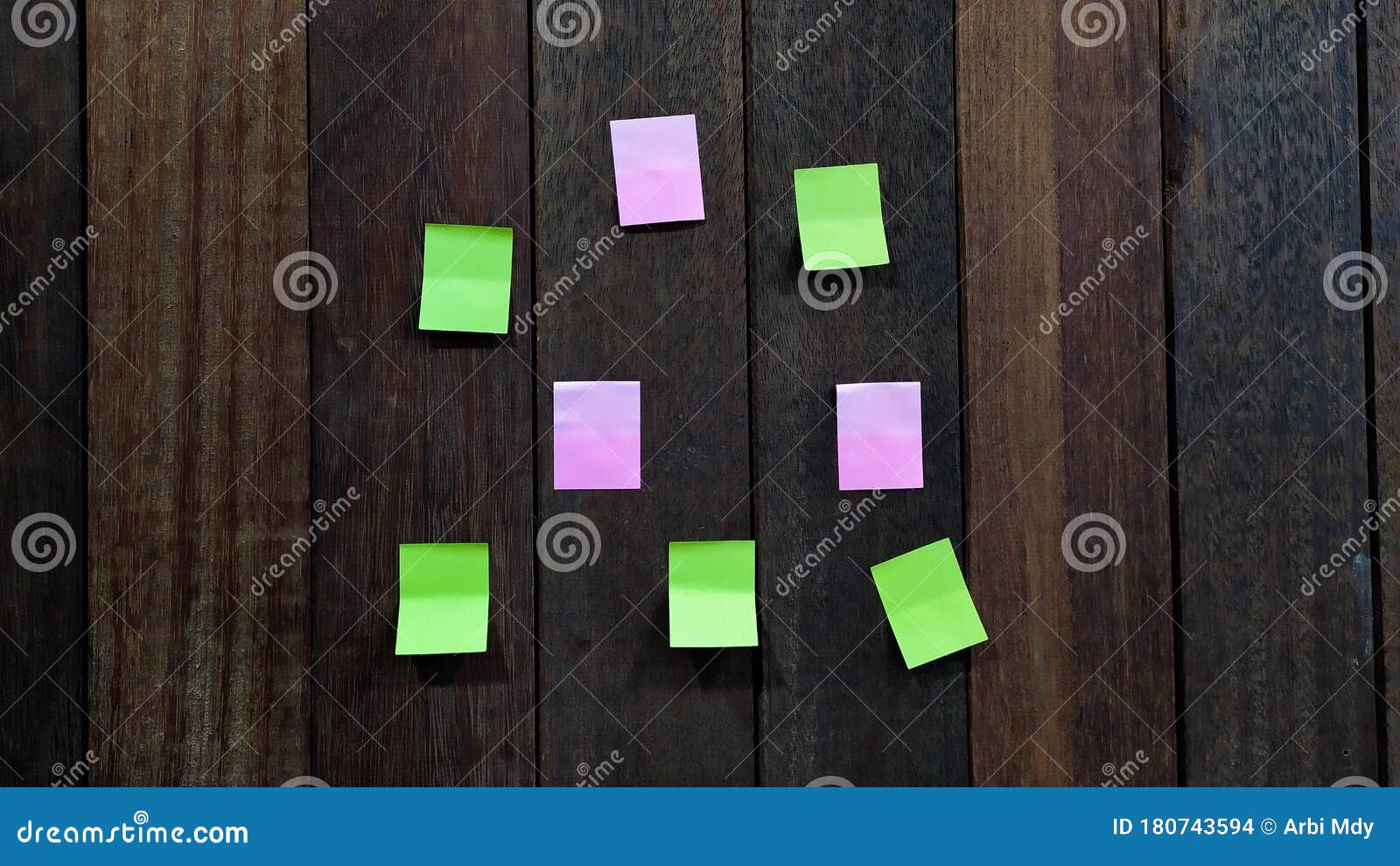 Notes de papier au mur photo stock. Image du aseptisant - 180743594