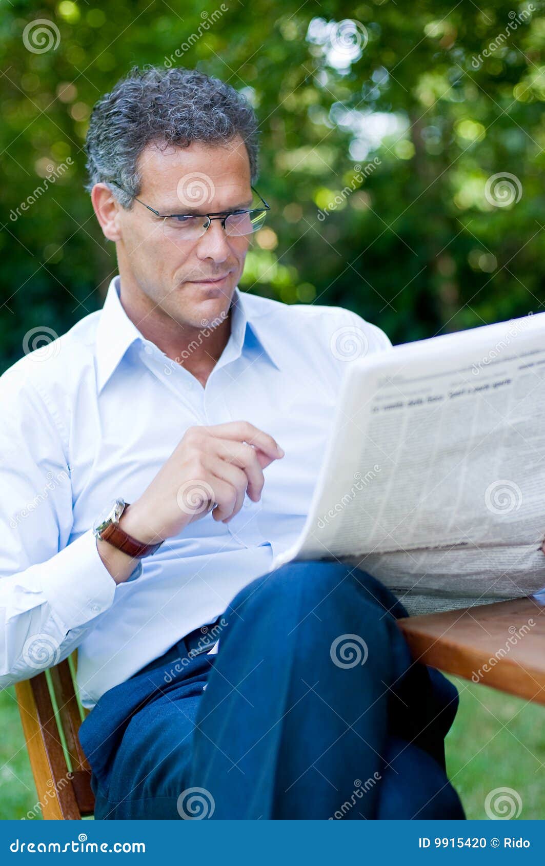 Noticias Maduras De La Lectura Del Hombre Foto de archivo - Imagen de ... Noticias Maduras De La Lectura Del Hombre Foto de archivo - Imagen de ...