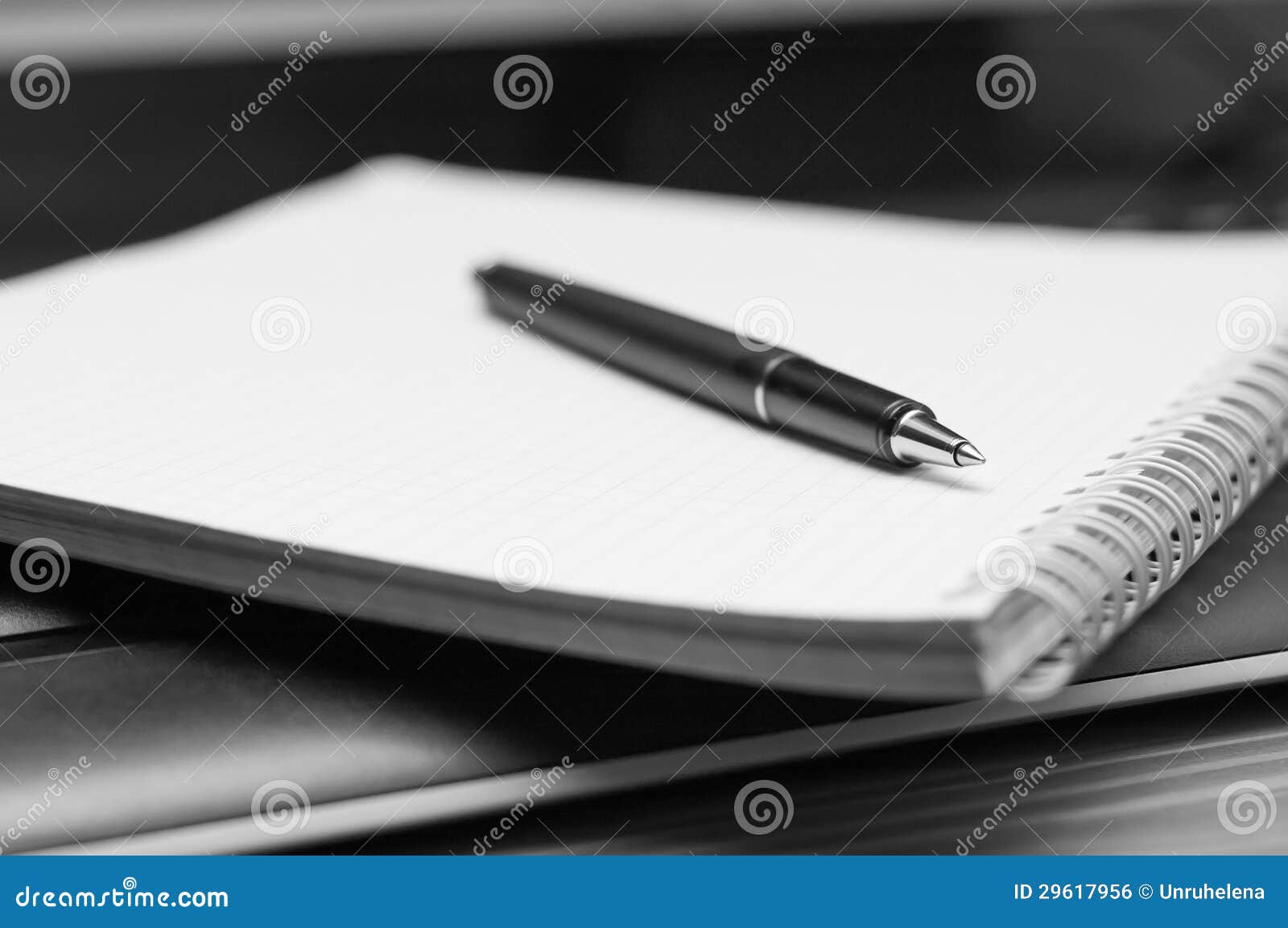 Notizbuch Und Stift. Schwarzweiss. Stockfoto - Bild von sitzung ...
