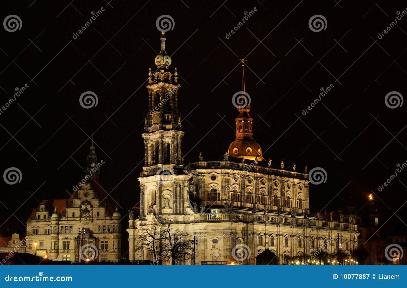 Notte Cattolica Della Chiesa Della Corte Di Dresda Immagine Stock ...