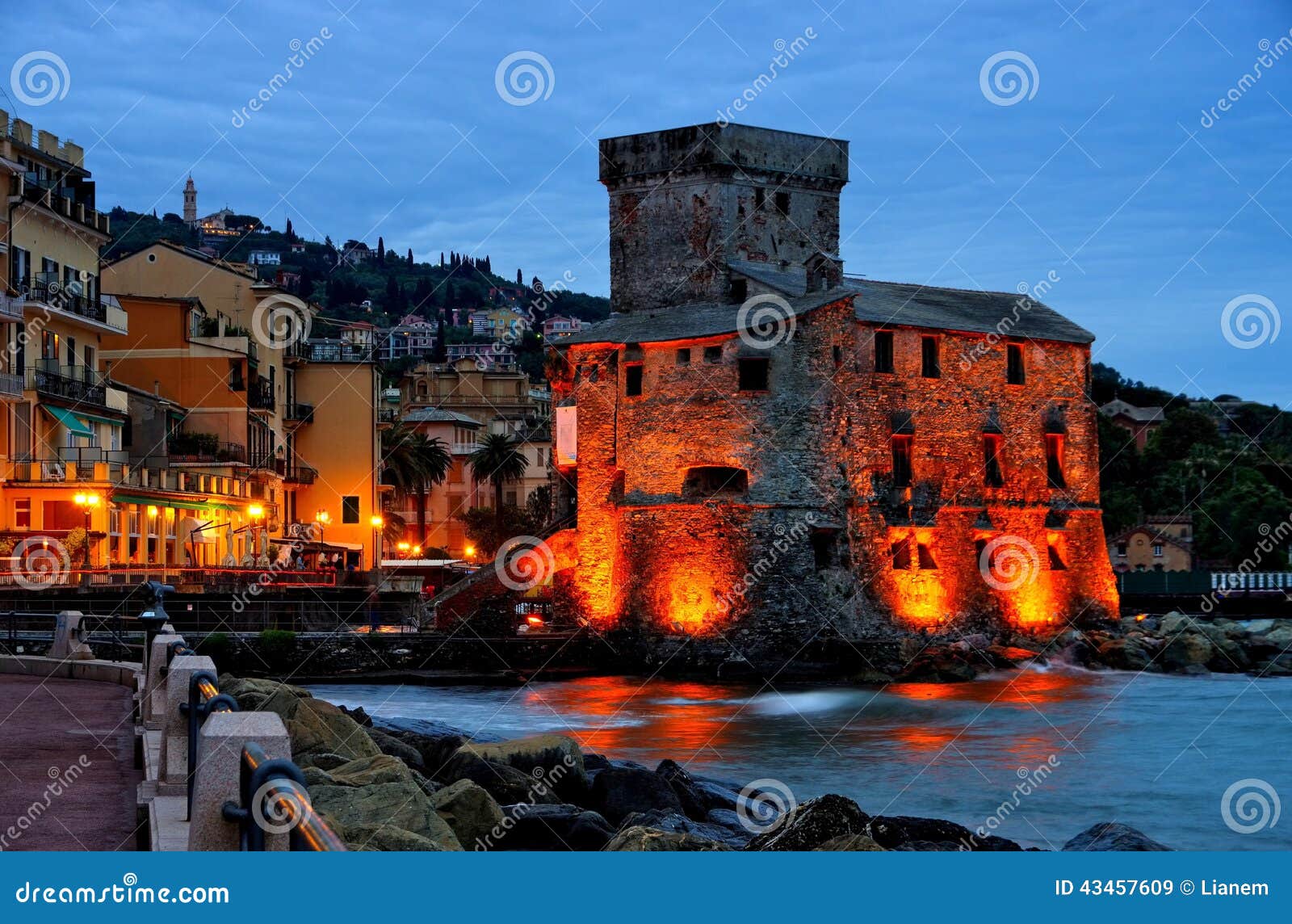 Notte Del Castello Di Rapallo Immagine Stock - Immagine di mare, notte ...