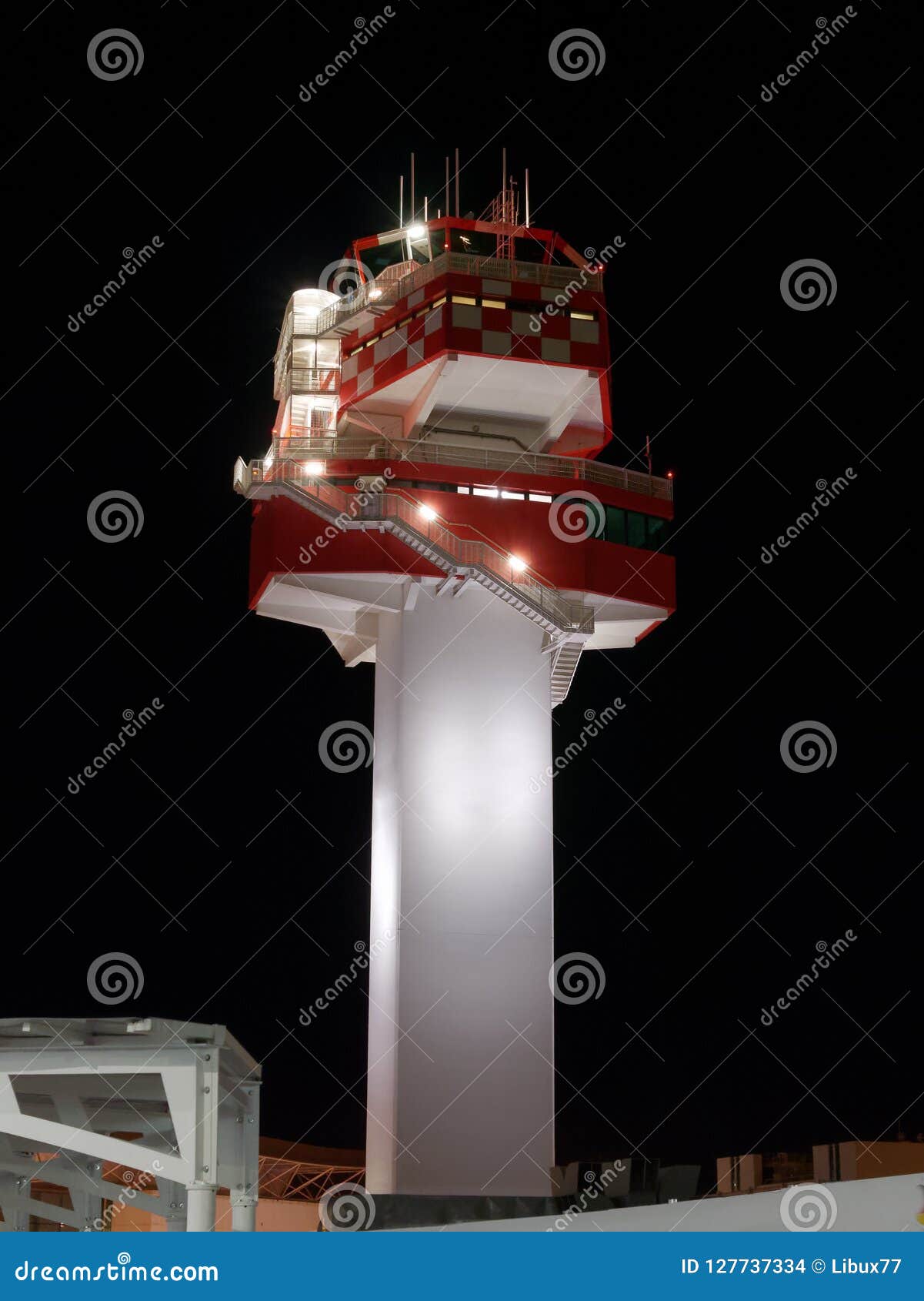 Notte Della Torre Di Controllo Del Traffico Aereo Fotografia Stock ...