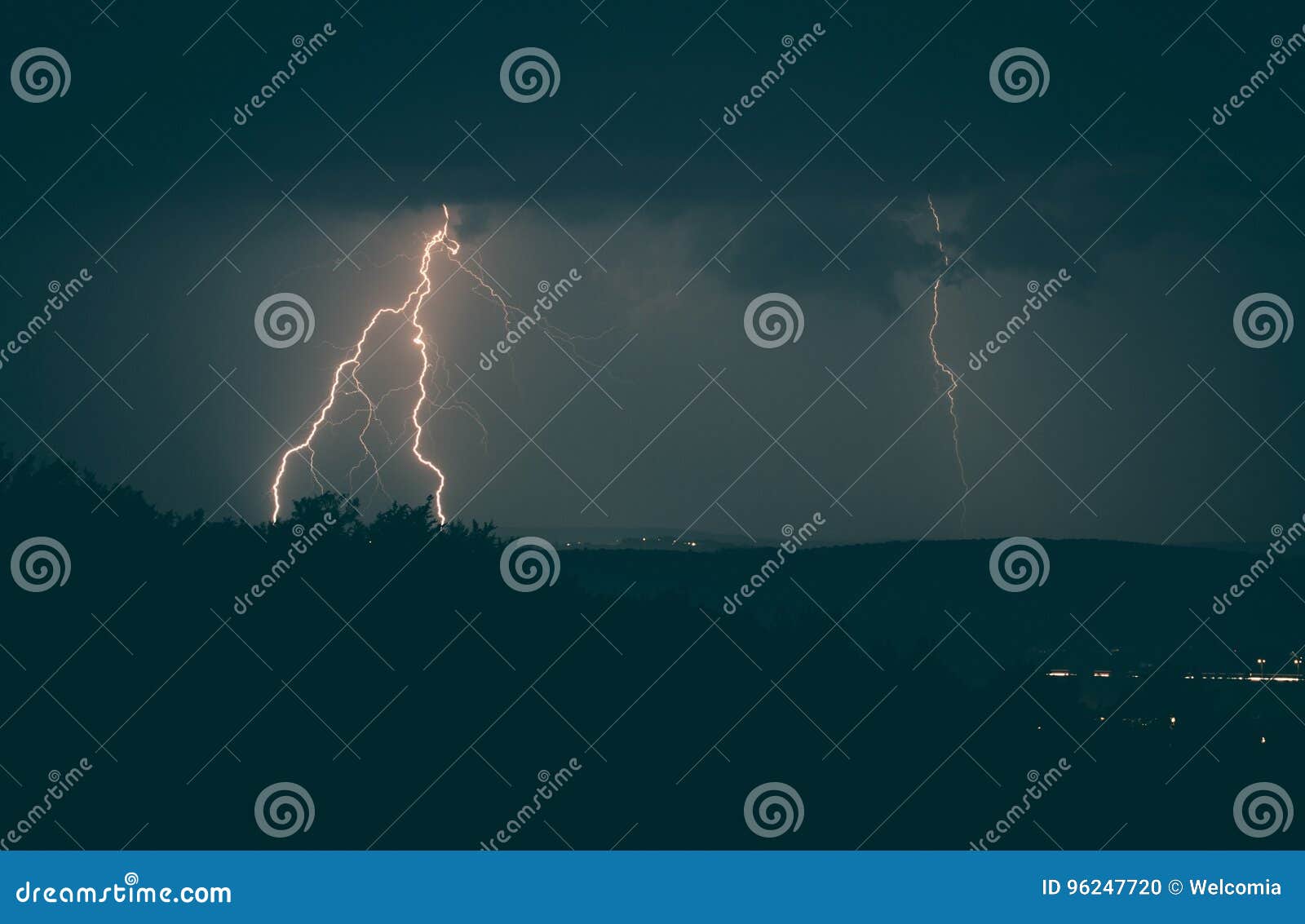 Notte Tempestosa Di Fulmini Fotografia Stock - Immagine di pioggia ...