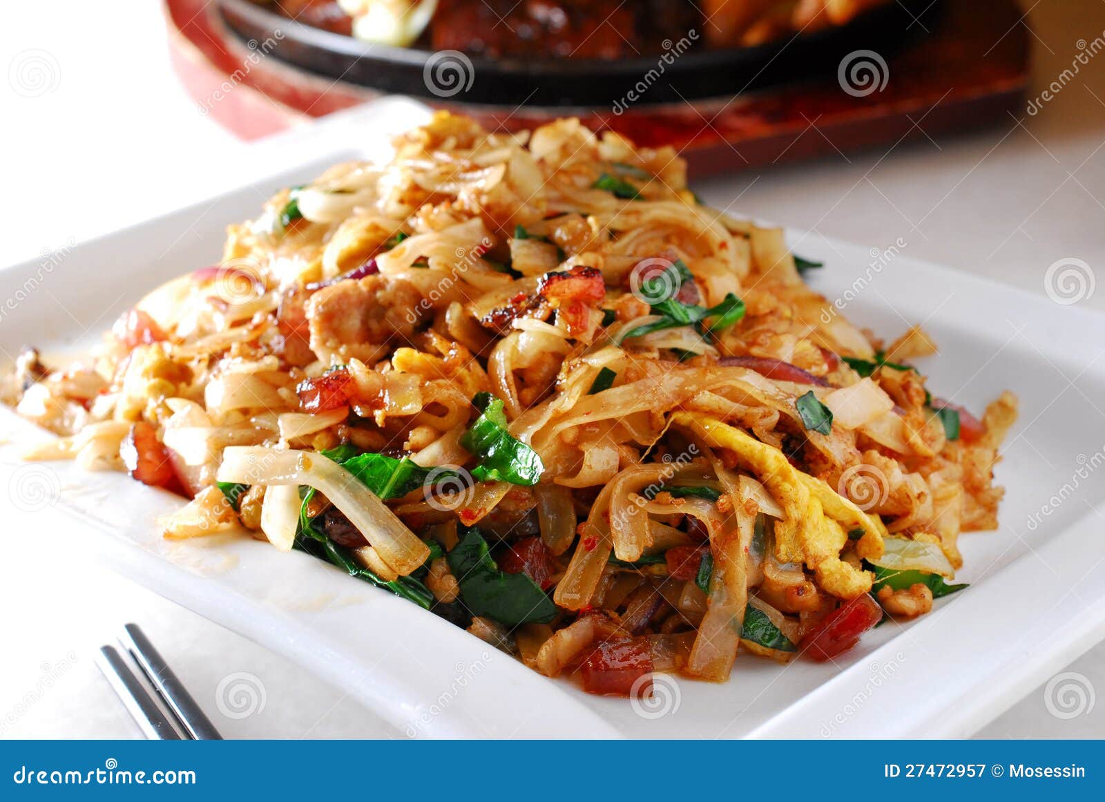 Nouille de riz plate thaïe image stock. Image du plat - 27472957