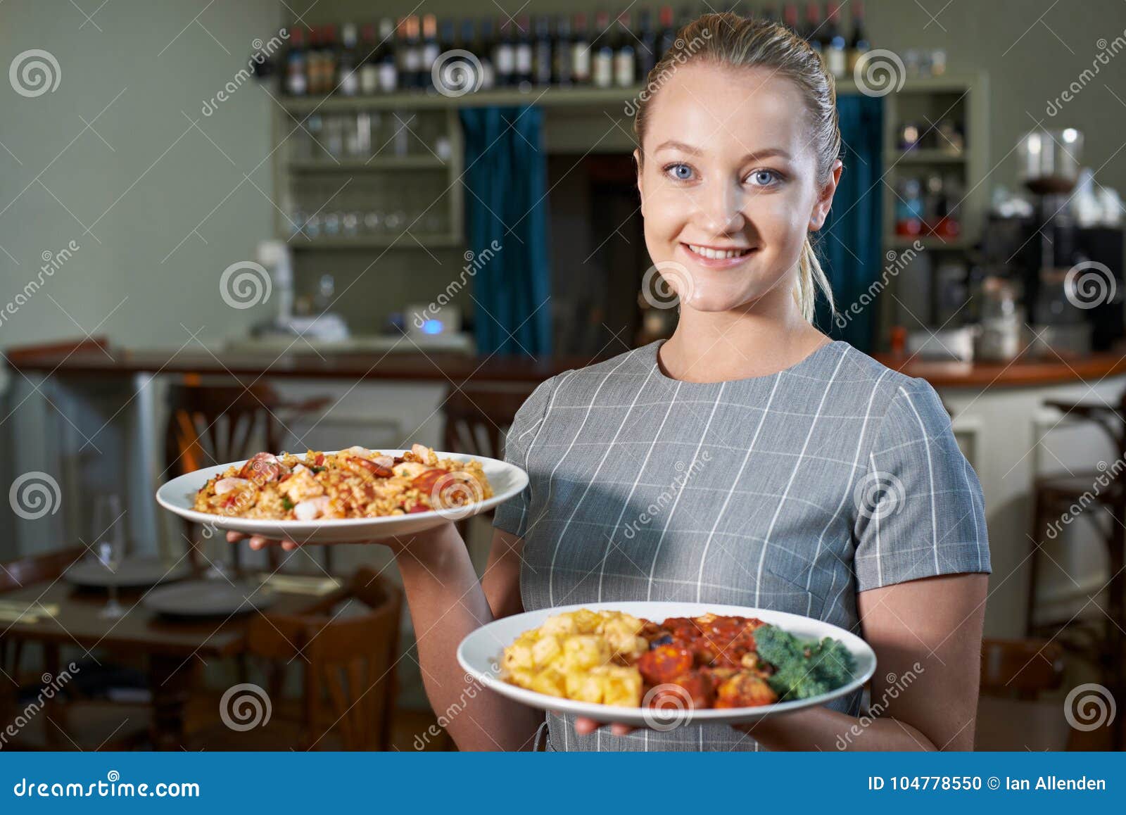 Nourriture De Serving Plates of De Serveuse Dans Le Restaurant Photo ...