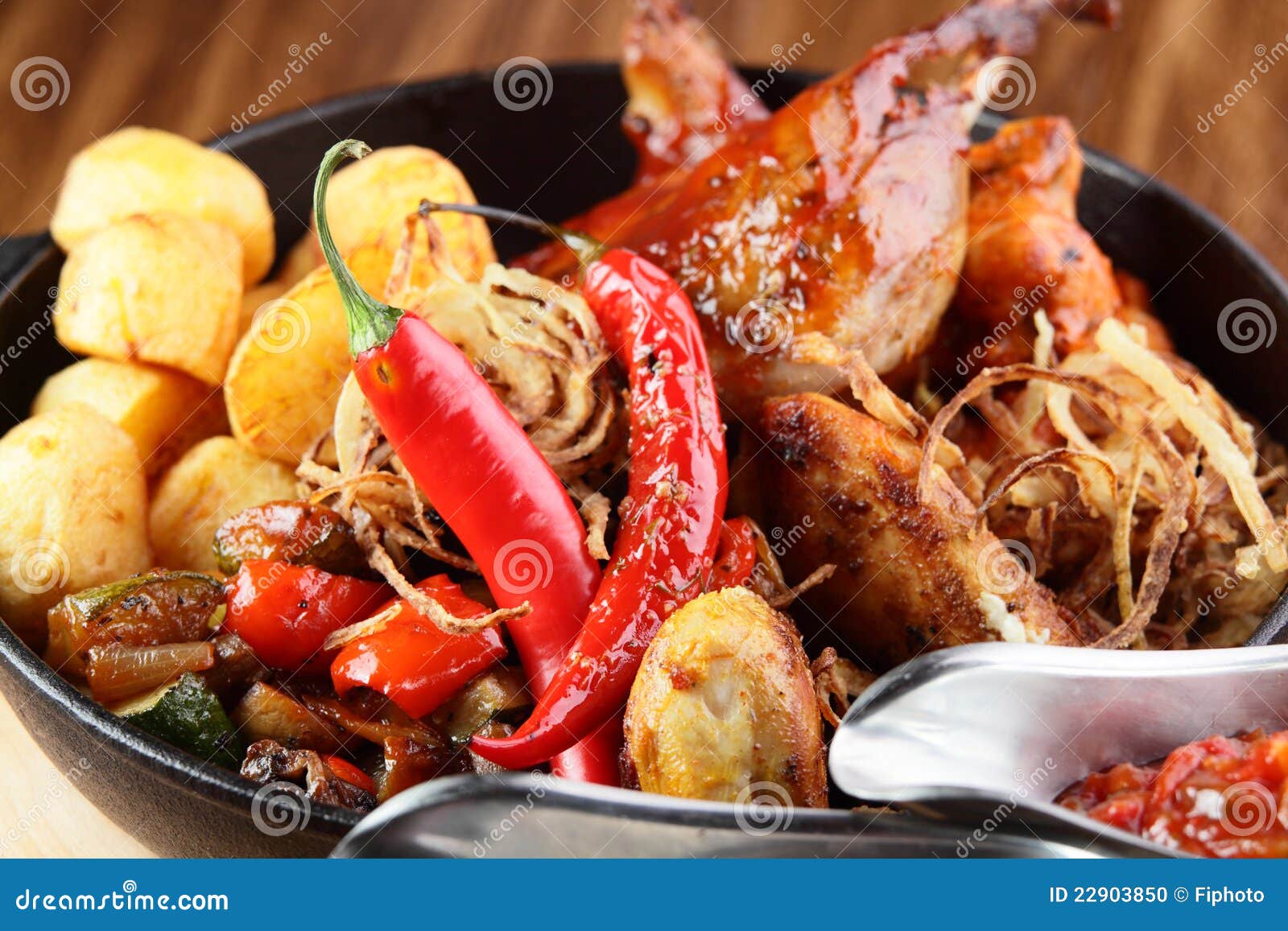 Nourriture Sur La Table En Bois Photo stock - Image du fermer, poivre ...