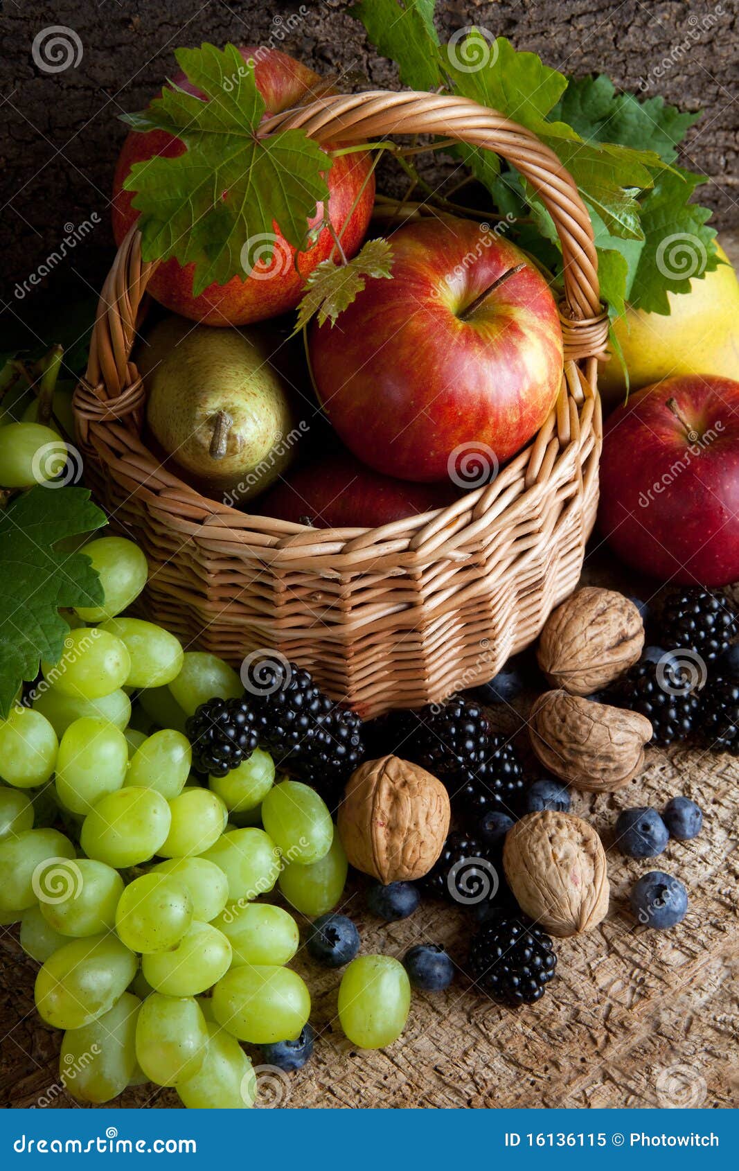 Nourritures D'automne Dans Un Panier Image stock - Image du nature ...