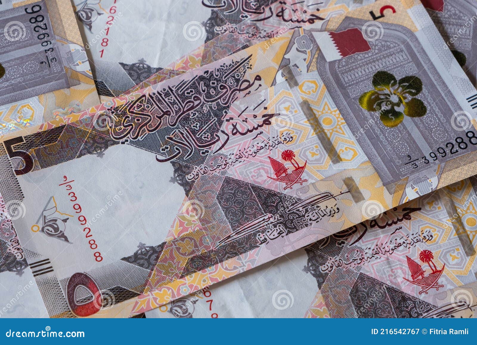 Nouveau Billet De 5 Riyals Qatari Image stock - Image du investissement ...