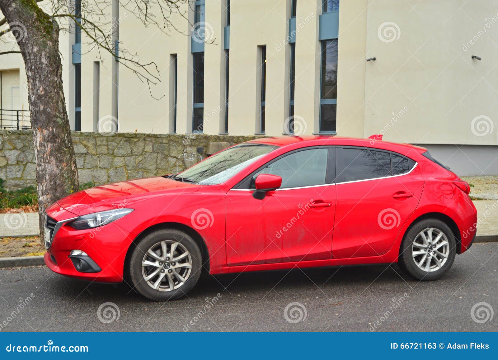 Nouveau Mazda rouge 3 garé photo stock éditorial. Image du gestionnaire ...