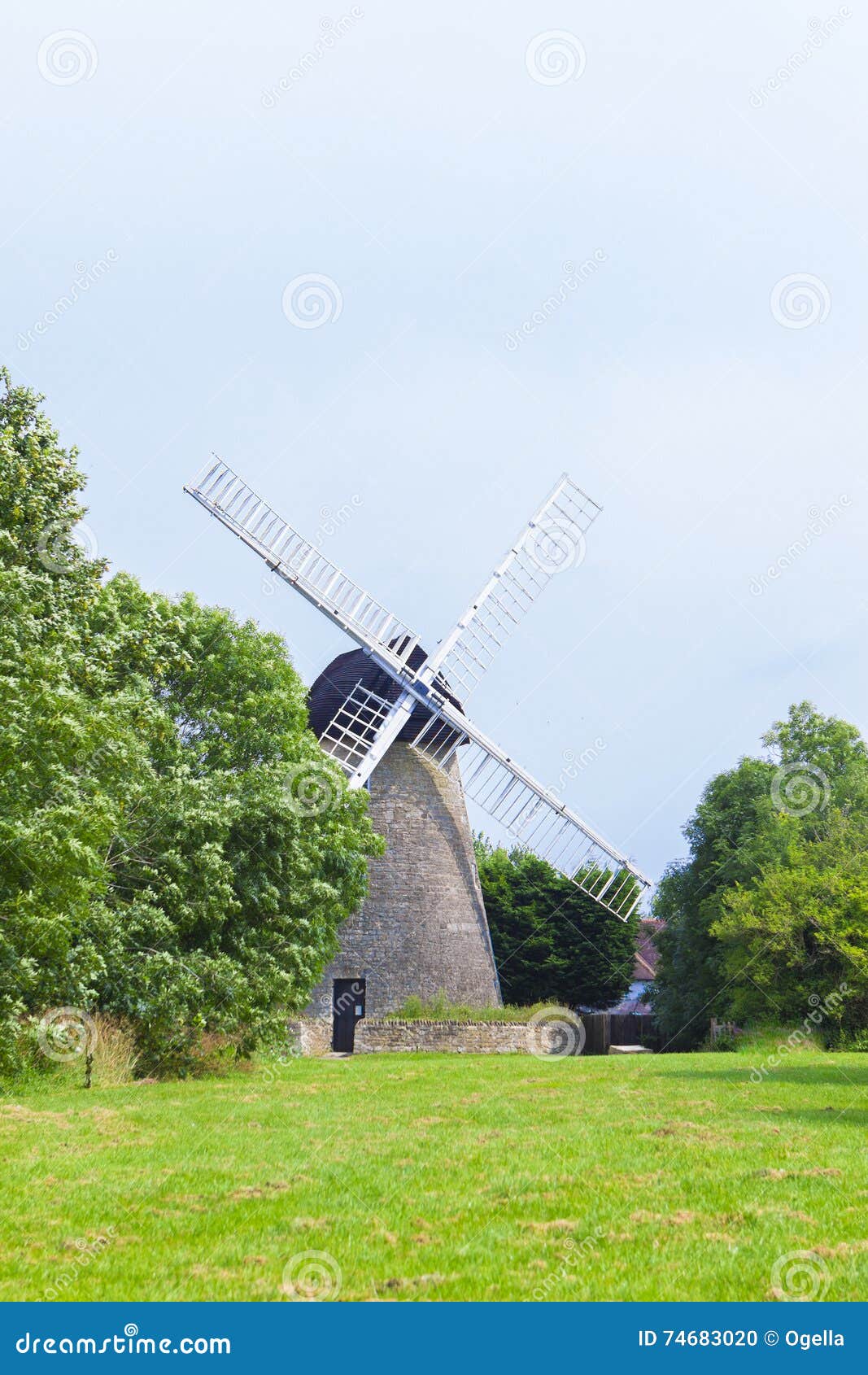 Nouveau Windwill De Bradwell En Milton Keynes Photo stock - Image du ...