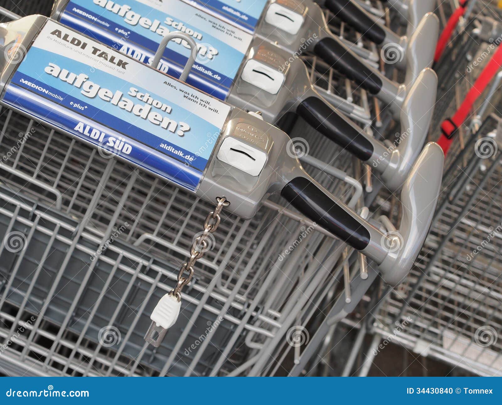 Nouveaux caddies d'Aldi image éditorial. Image du affaires - 34430840