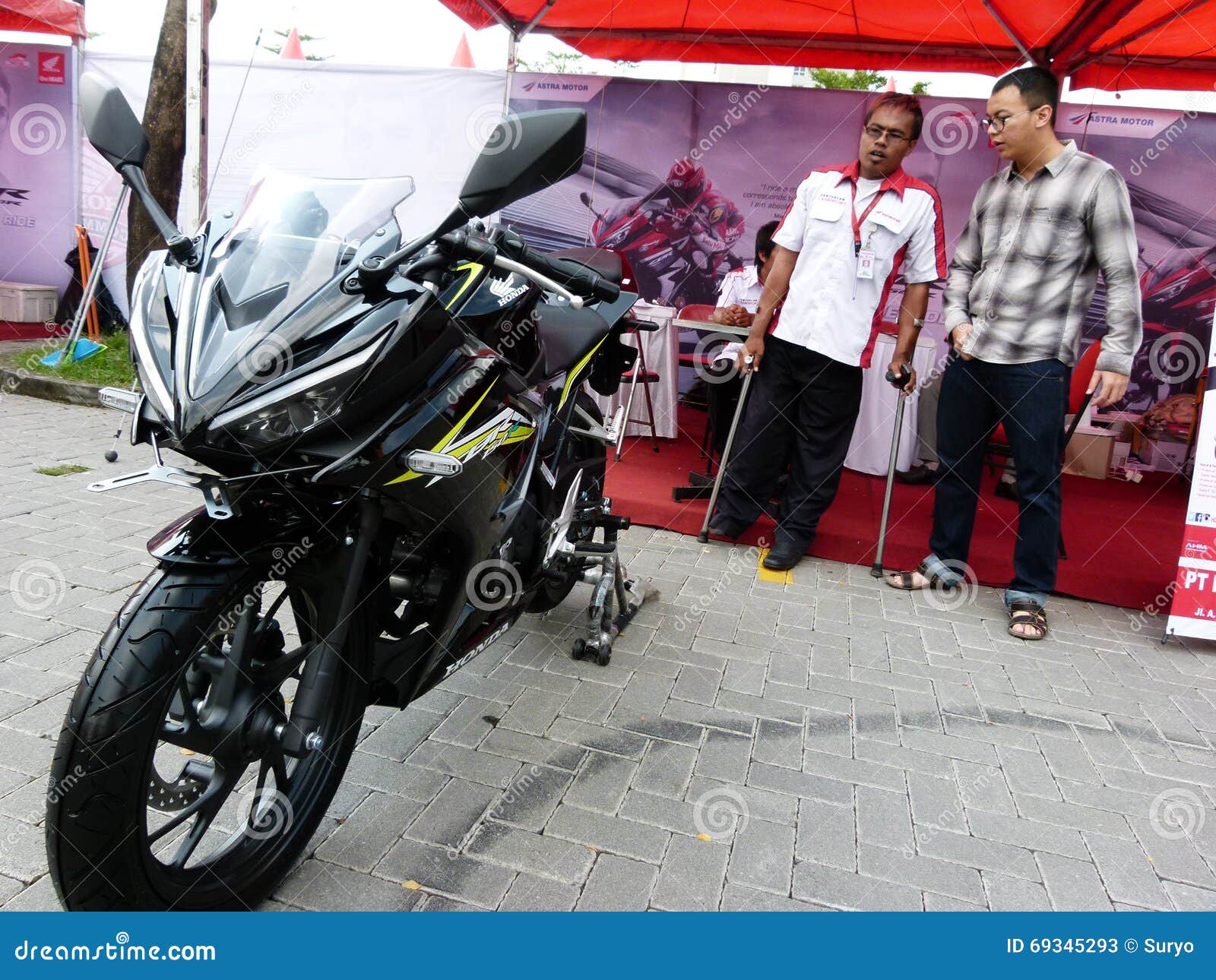 Nouvelle Motocyclette De Honda Photo stock éditorial - Image du mail ...