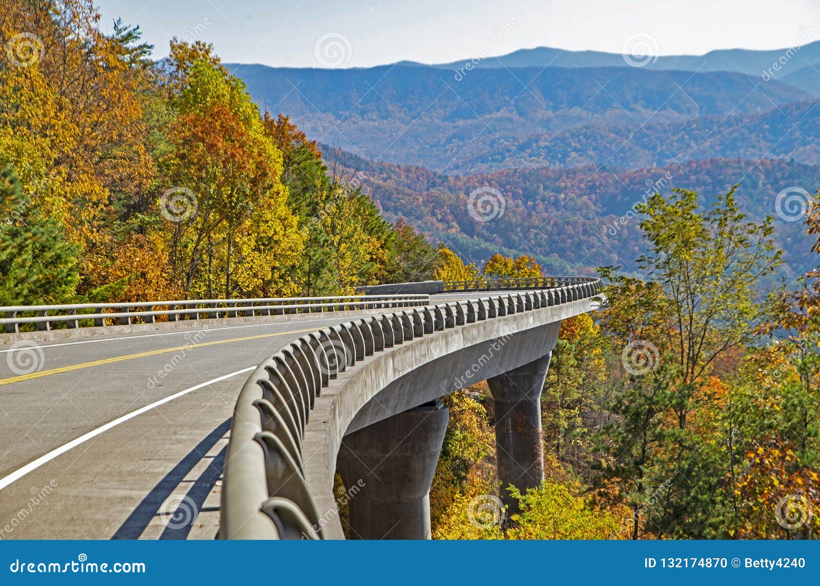 Nouvelle Section De La Route Express De Collines Dans Des Couleurs De ...