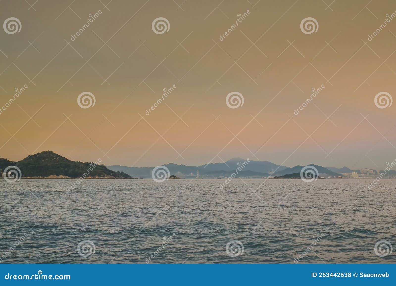 29 Nov 2022 the Outer Harbour of the Hong Kong Harbor Stock Photo ...