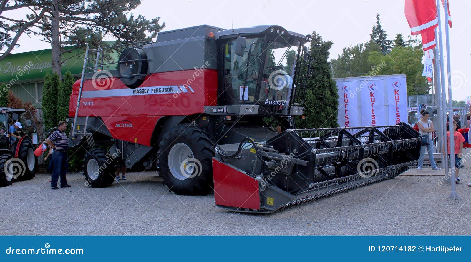 Novi Sad, Serbie, 20 05 2018 Juste, Moissonneuse Massey Ferguson ...