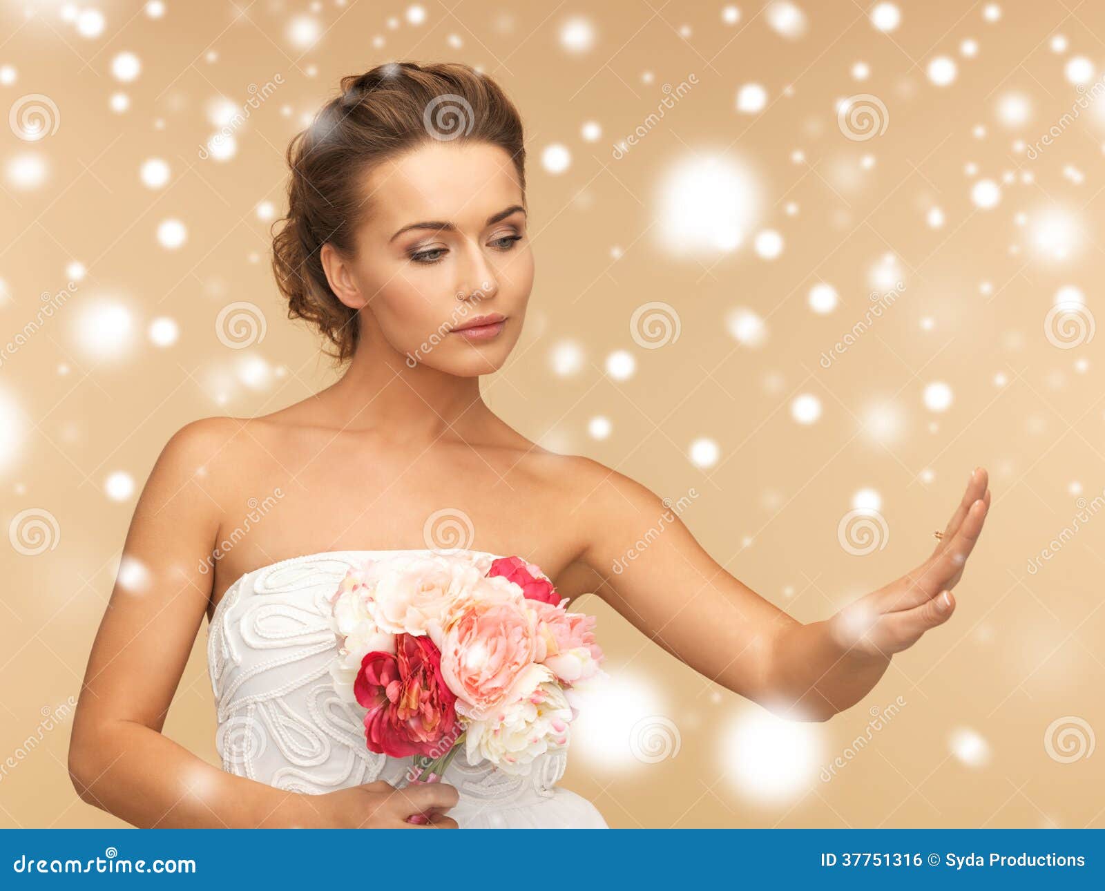 Novia Con El Anillo De Bodas Foto de archivo - Imagen de flor, ramo ...