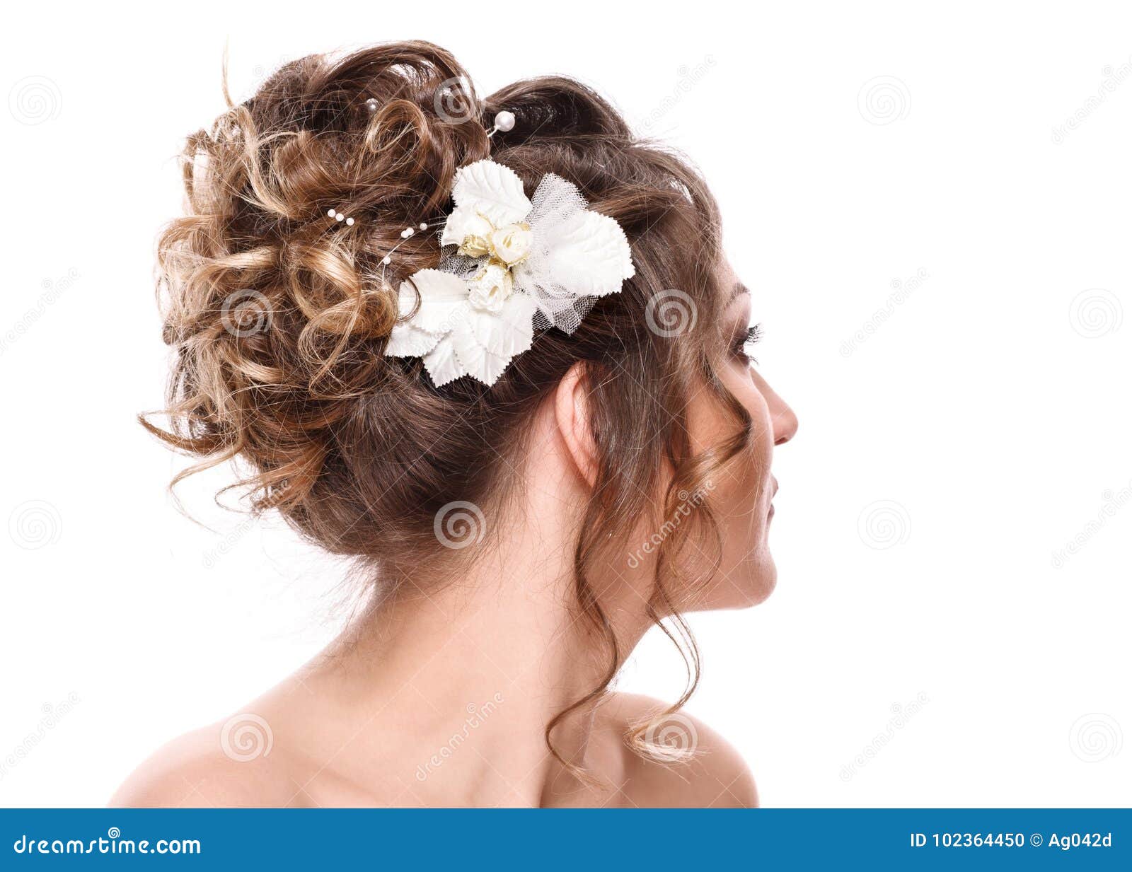 Novia De La Mujer Joven Con El Peinado Hermoso Y El Accesorio Elegante Del Pelo Vista Posterior