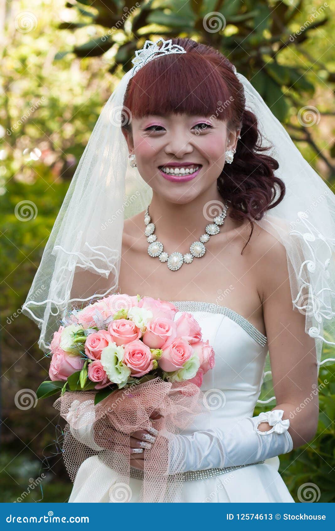 Novia Feliz Sonriente Con El Ramo Imagen de archivo - Imagen de belleza ...