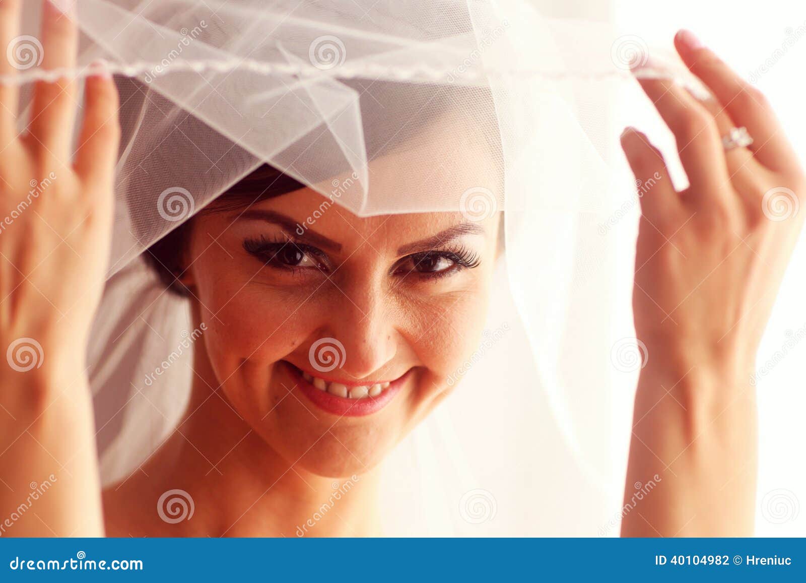 Novia Hermosa Con Velo En Su Sitio Foto de archivo - Imagen de novia ...