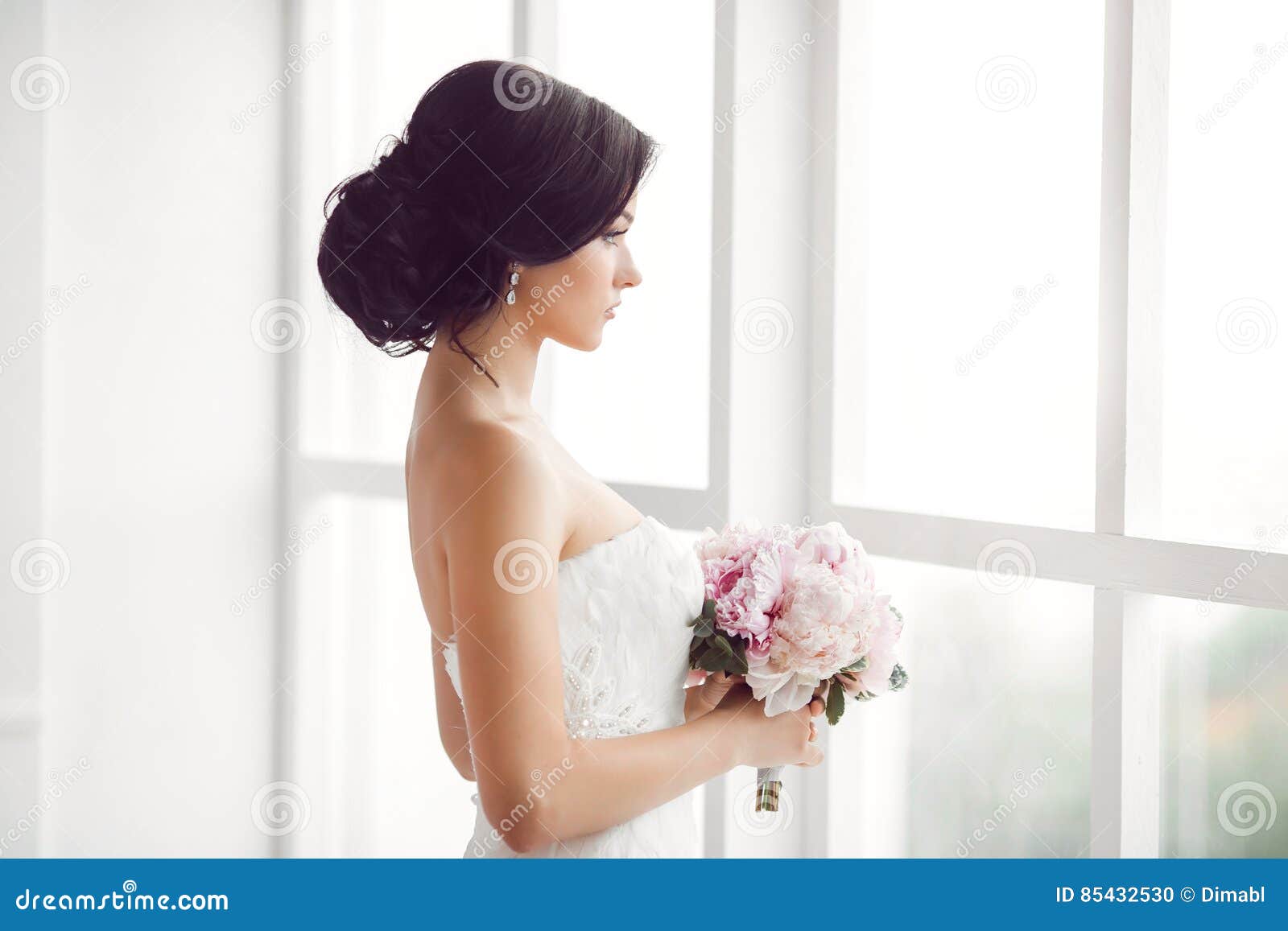 Novia Joven Imponente Que Sostiene El Ramo Foto de archivo - Imagen de ...