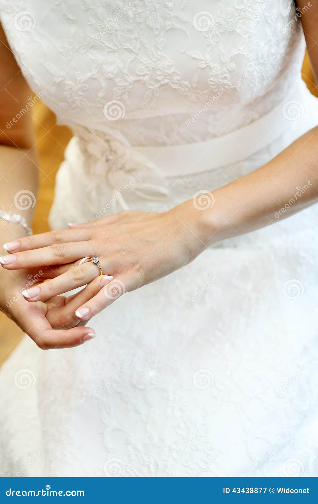 Novia Joven Que Pone El Anillo De Compromiso Imagen de archivo - Imagen ...