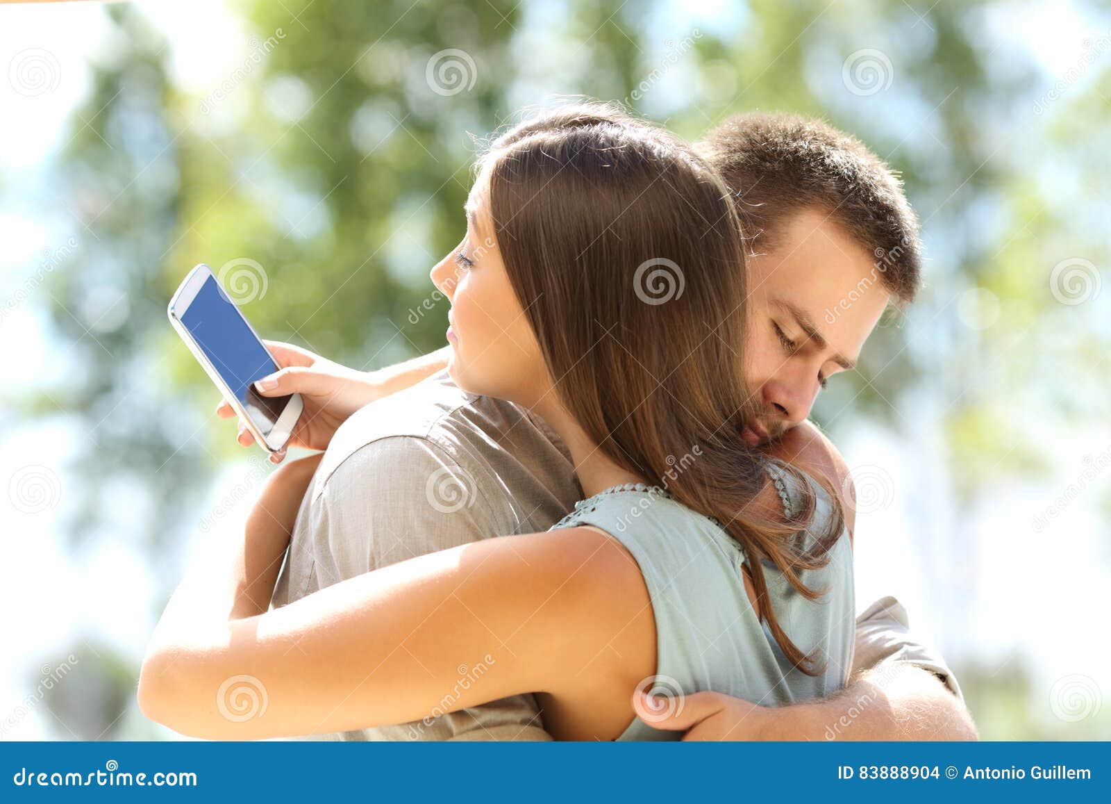 Novia Que Engaña Y Que Abraza A Su Novio Foto De Archivo Imagen De