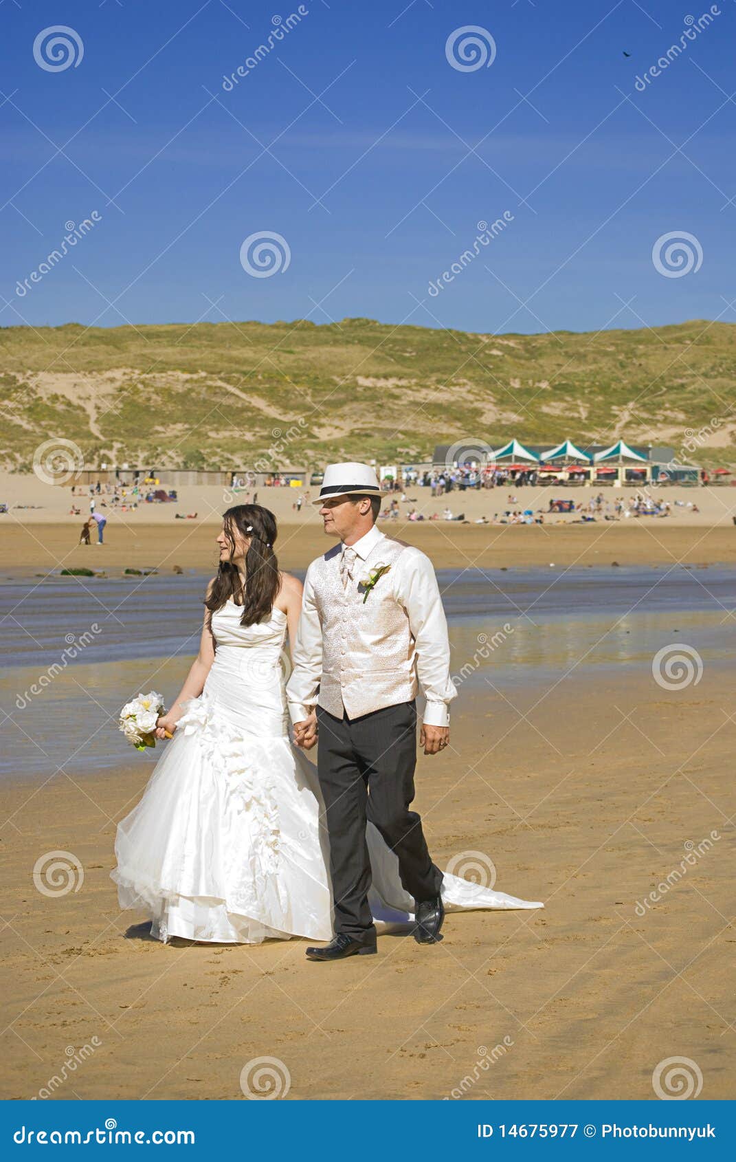 Novia y novio imagen de archivo. Imagen de amor, verano - 14675977