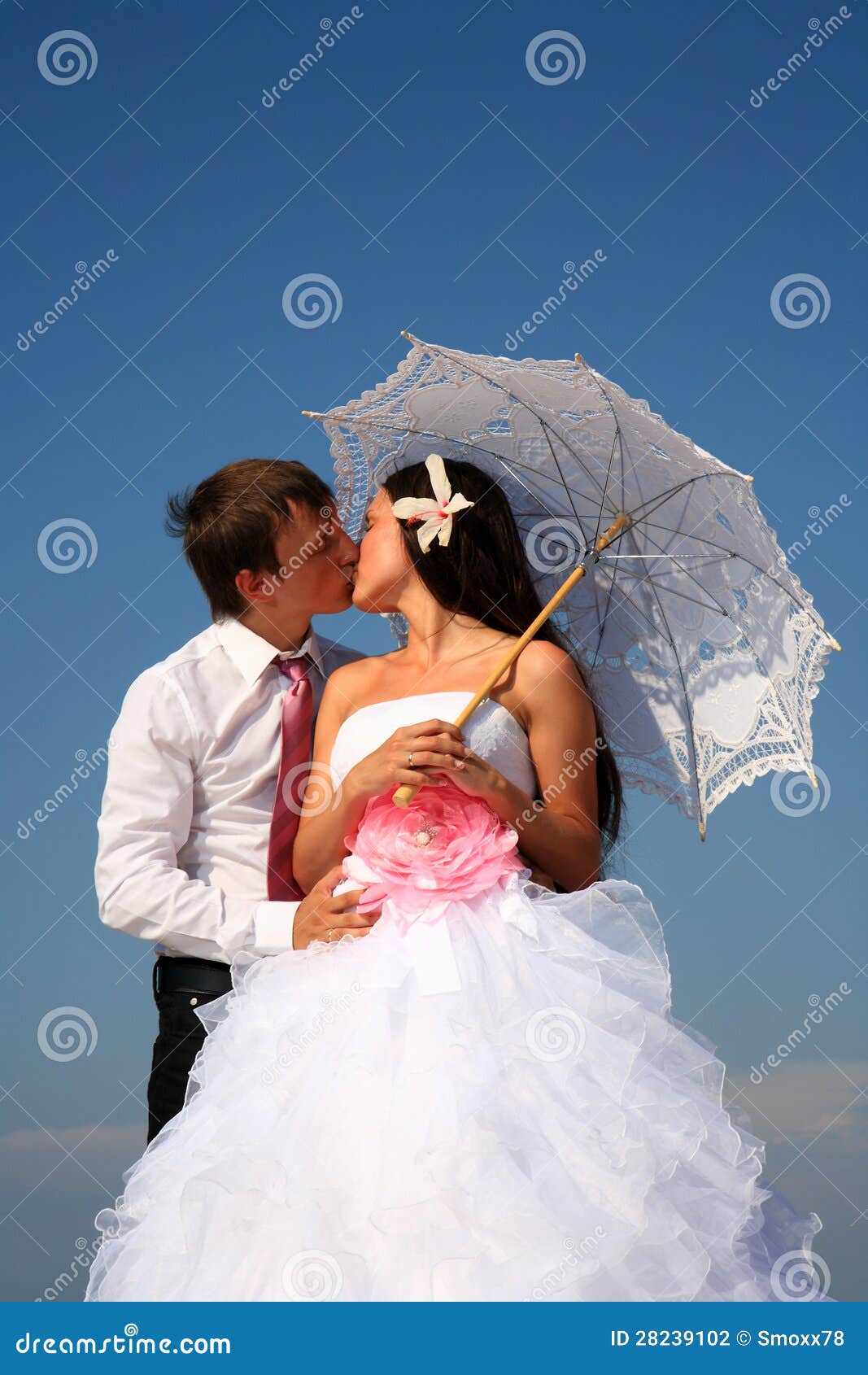 Novia y novio foto de archivo. Imagen de enganchado, pares - 28239102