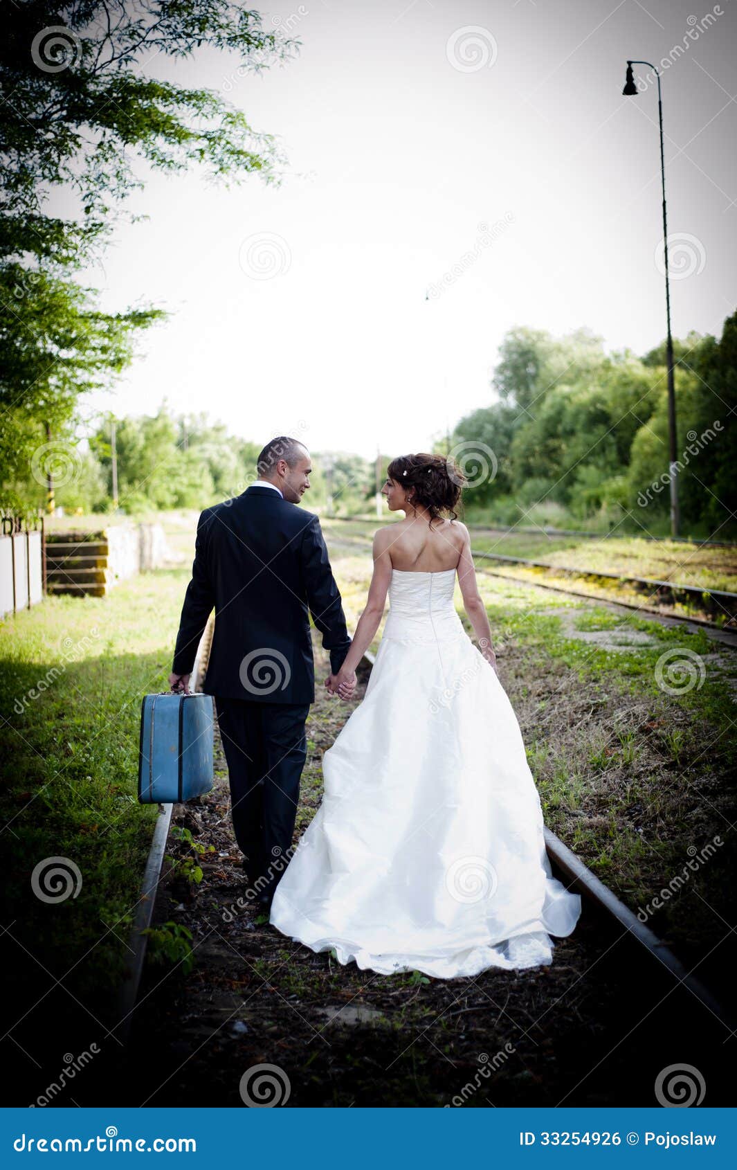 Novia y novio foto de archivo. Imagen de asimiento, hombres - 33254926