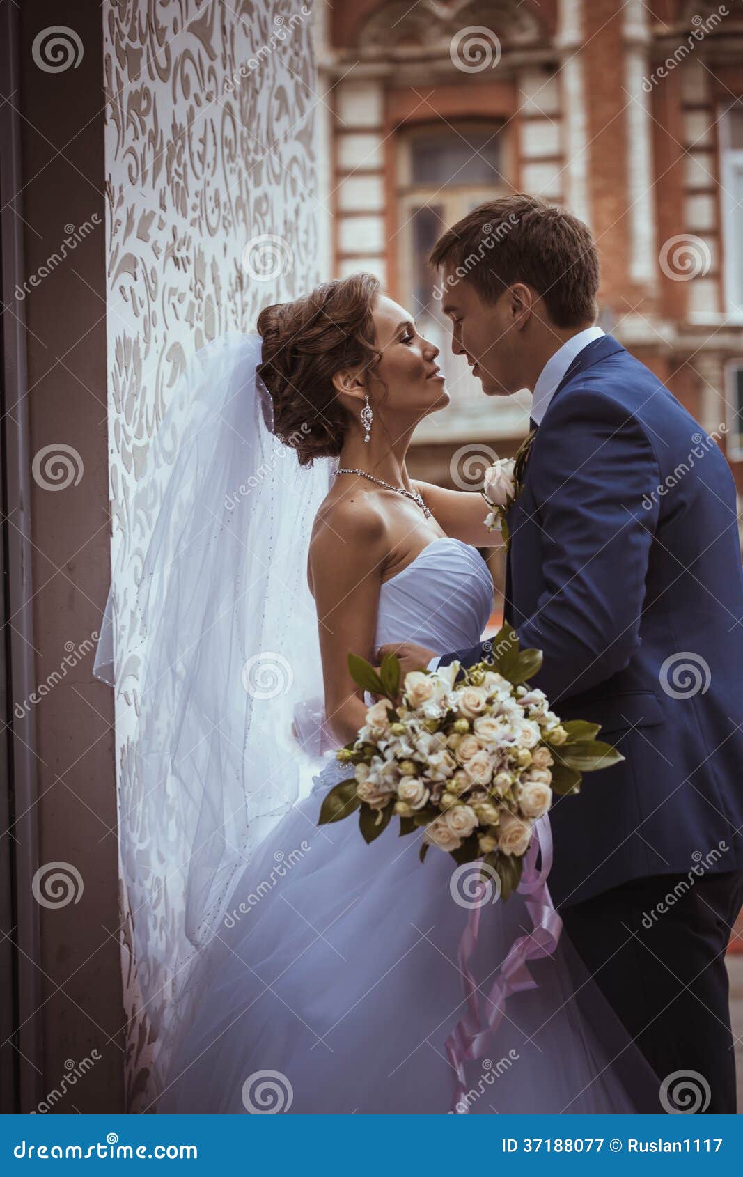 Novia y novio imagen de archivo. Imagen de alineada, belleza - 37188077