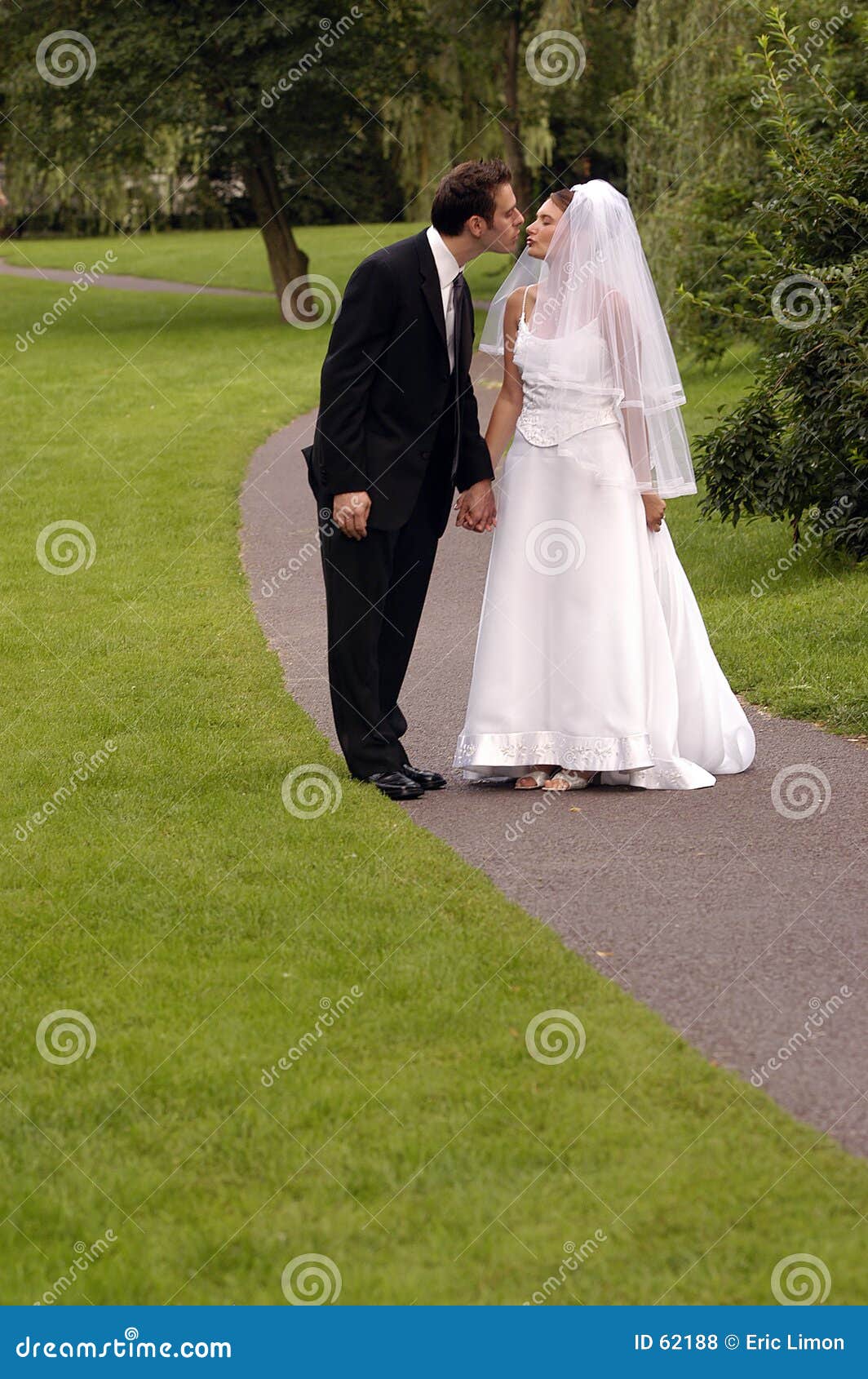 Novia y novio - boda foto de archivo. Imagen de novia, bodas - 62188
