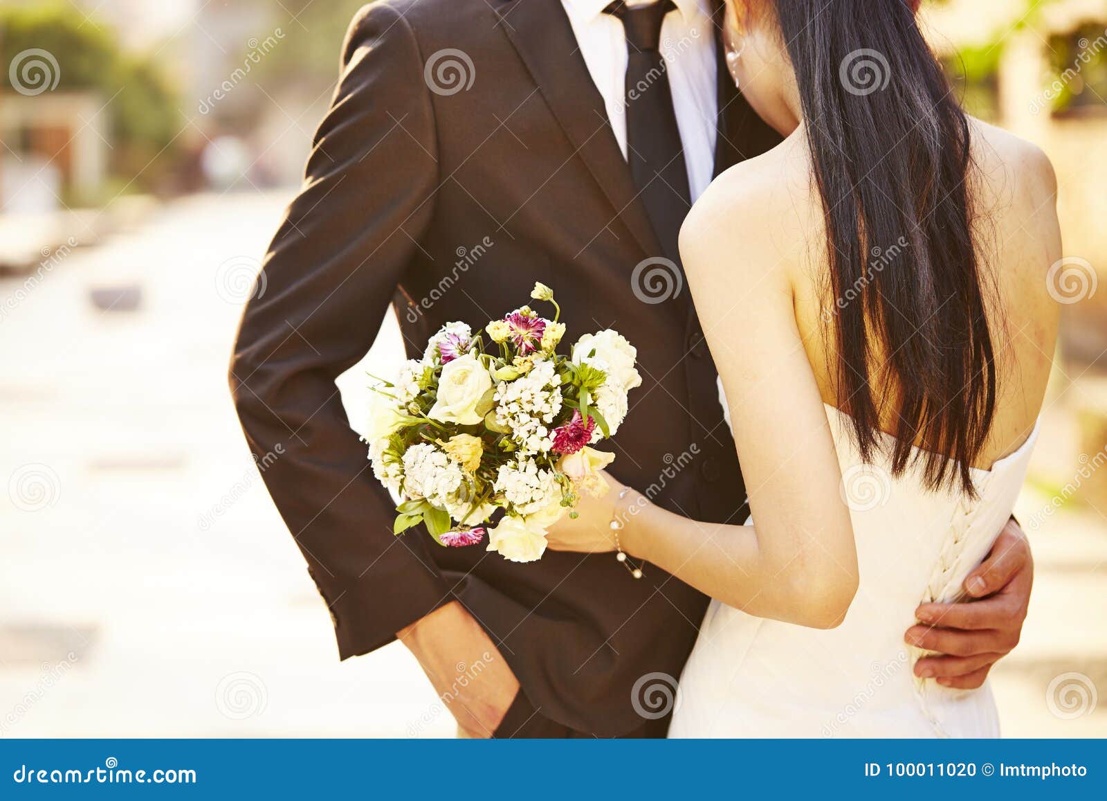 Novia y novio en la boda foto de archivo. Imagen de amor - 100011020