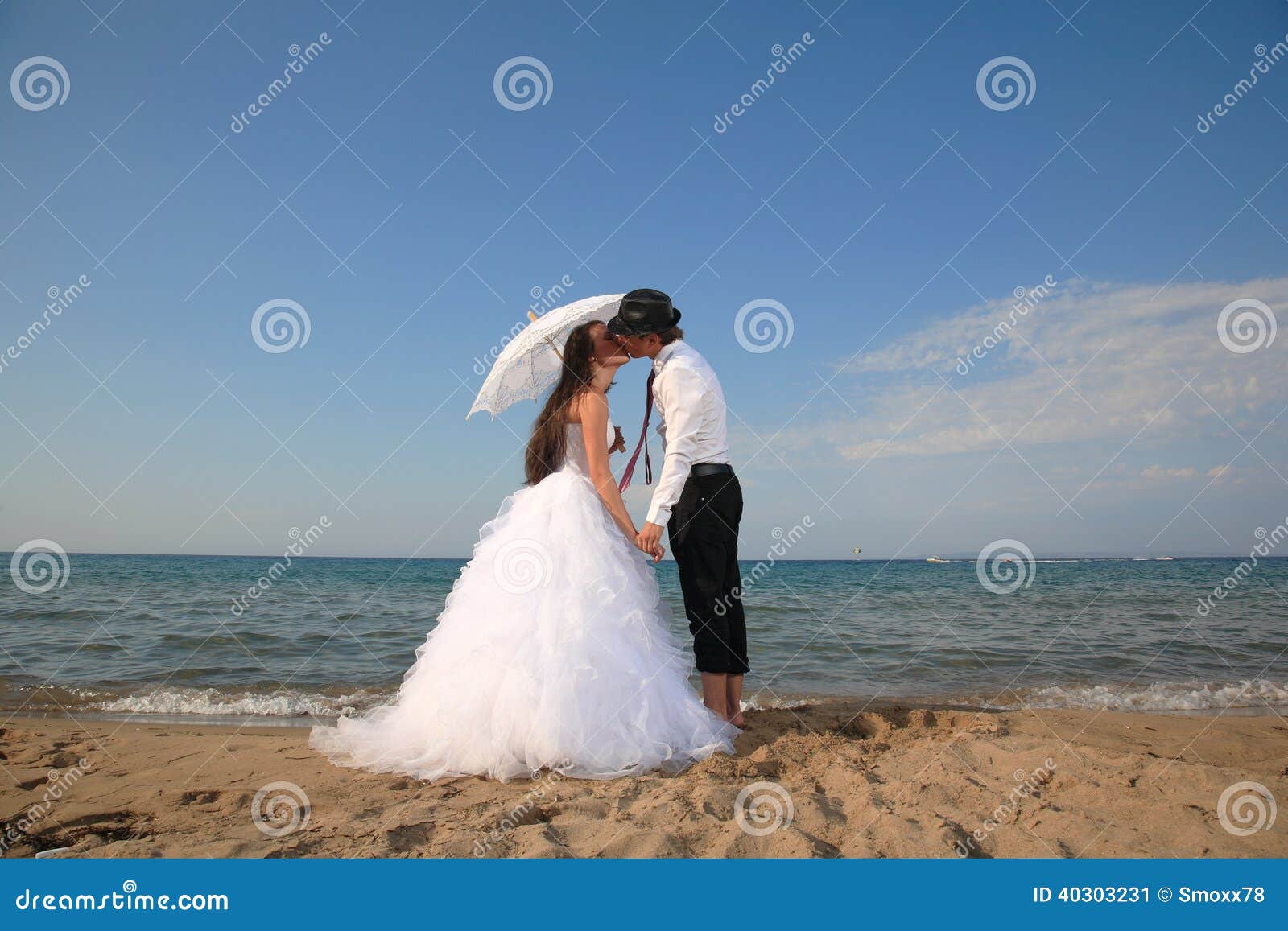 Novia y novio en la playa imagen de archivo. Imagen de joven - 40303231