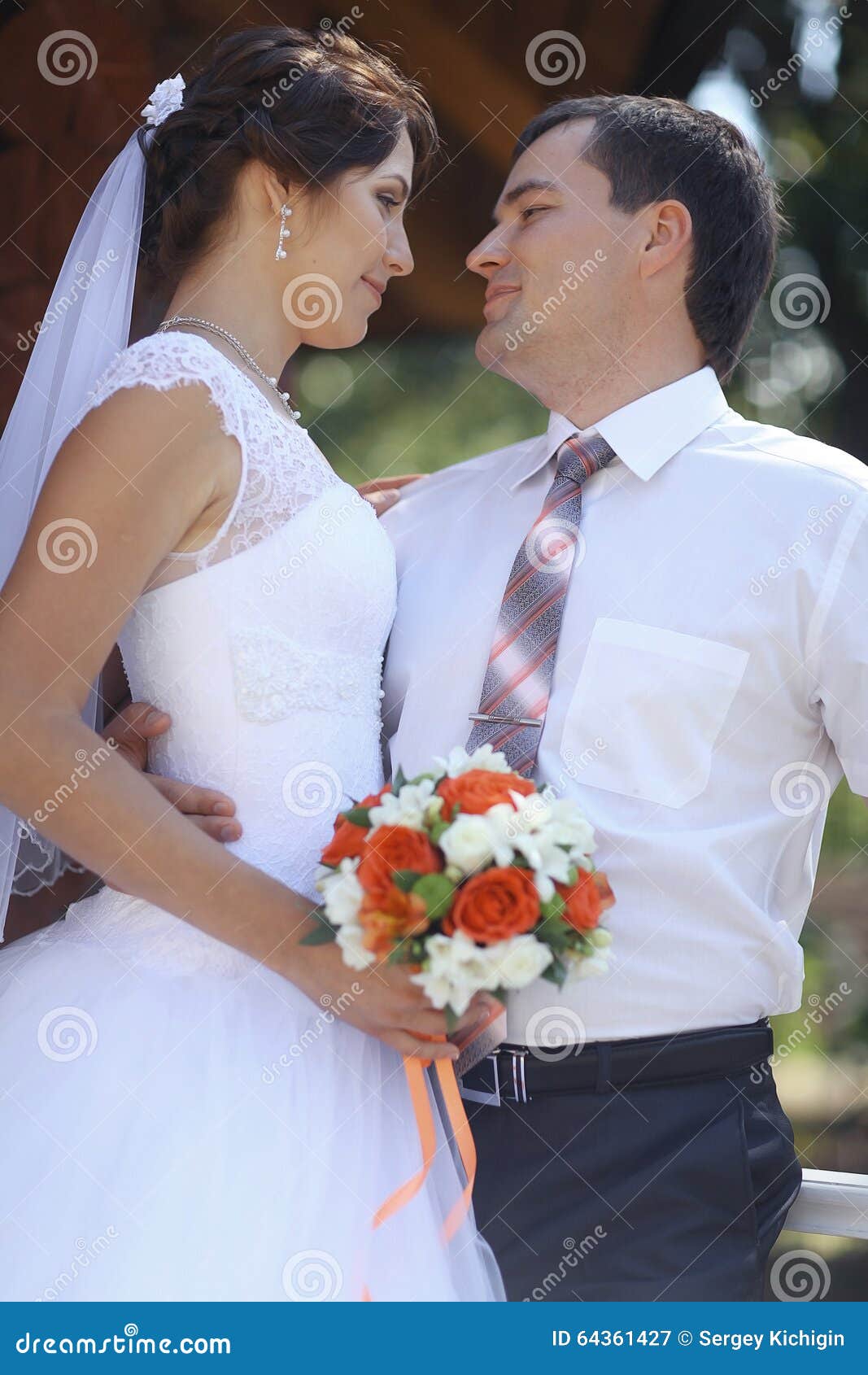 Novia y novio en una boda imagen de archivo. Imagen de alineada - 64361427