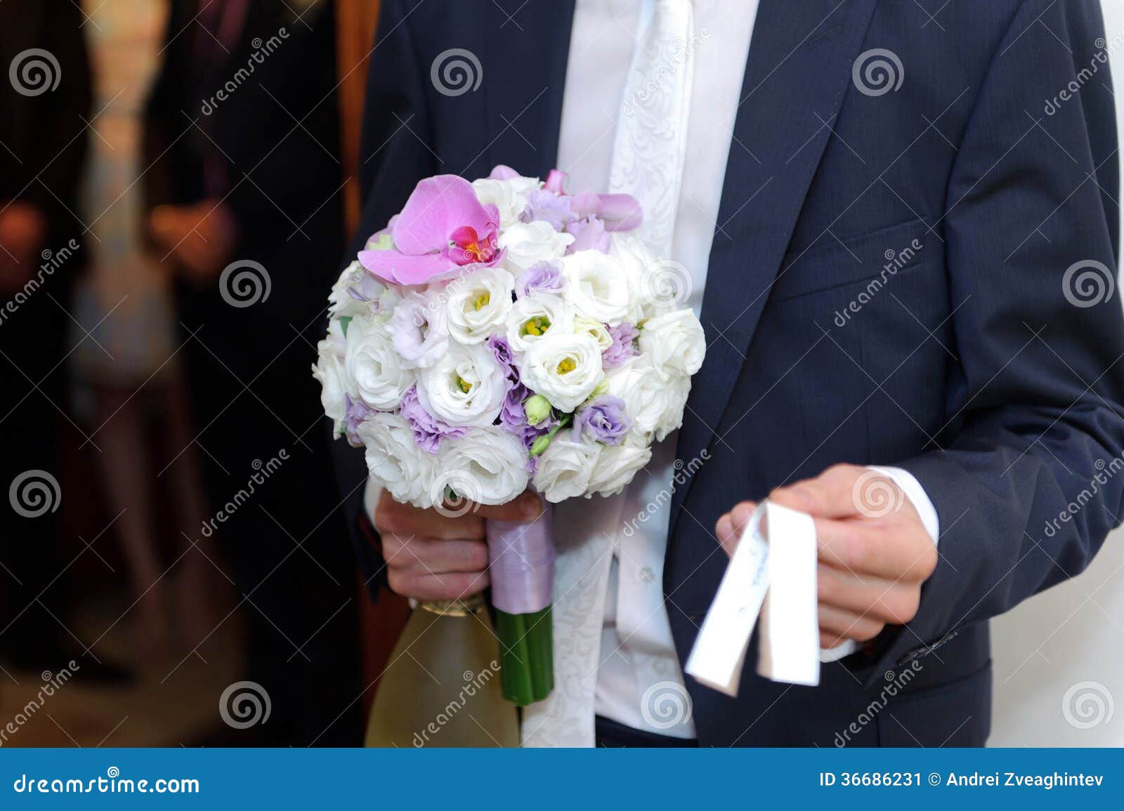 Novio con el ramo imagen de archivo. Imagen de nupcias - 36686231