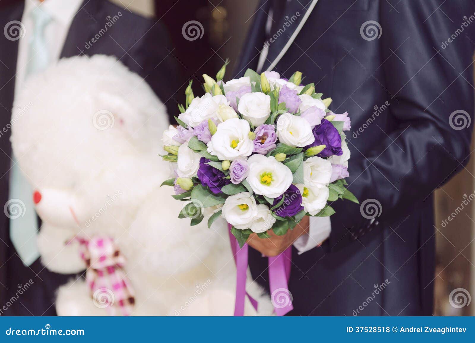 Novio con el ramo foto de archivo. Imagen de mano, obteniendo - 37528518