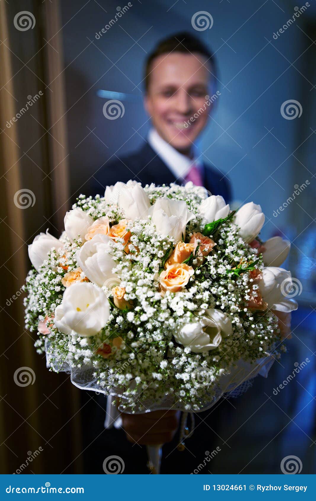 Novio Con El Ramo De La Novia Imagen de archivo - Imagen de feliz, rico ...