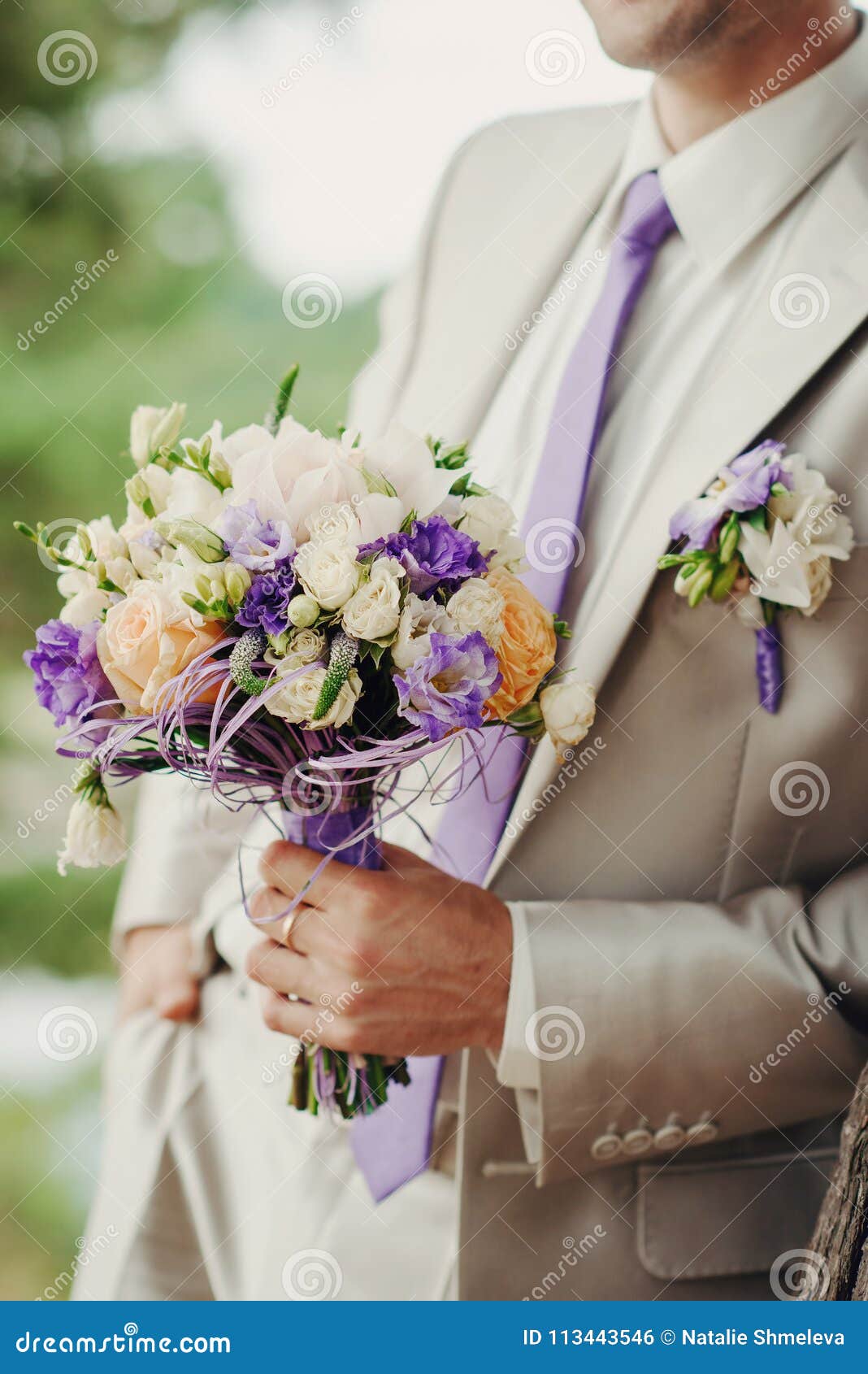 Novio con las flores foto de archivo. Imagen de manera - 113443546