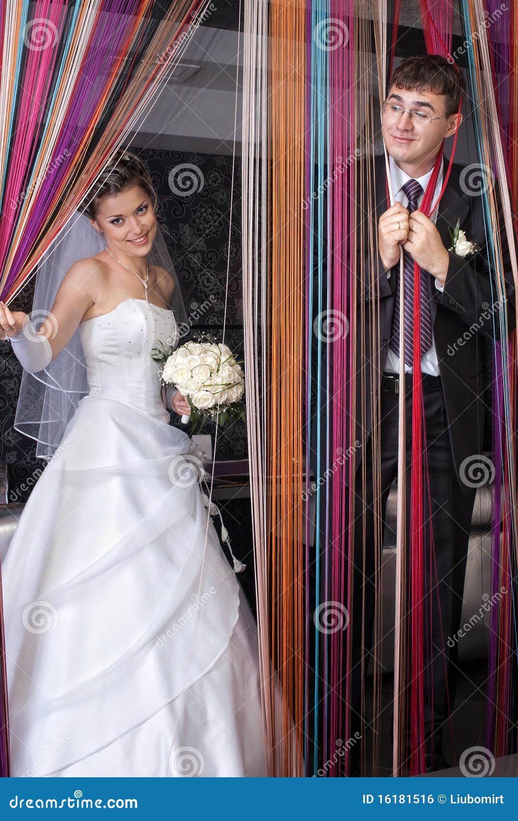 Novio Divertido Y Novia Sonriente Foto de archivo - Imagen de divertido ...