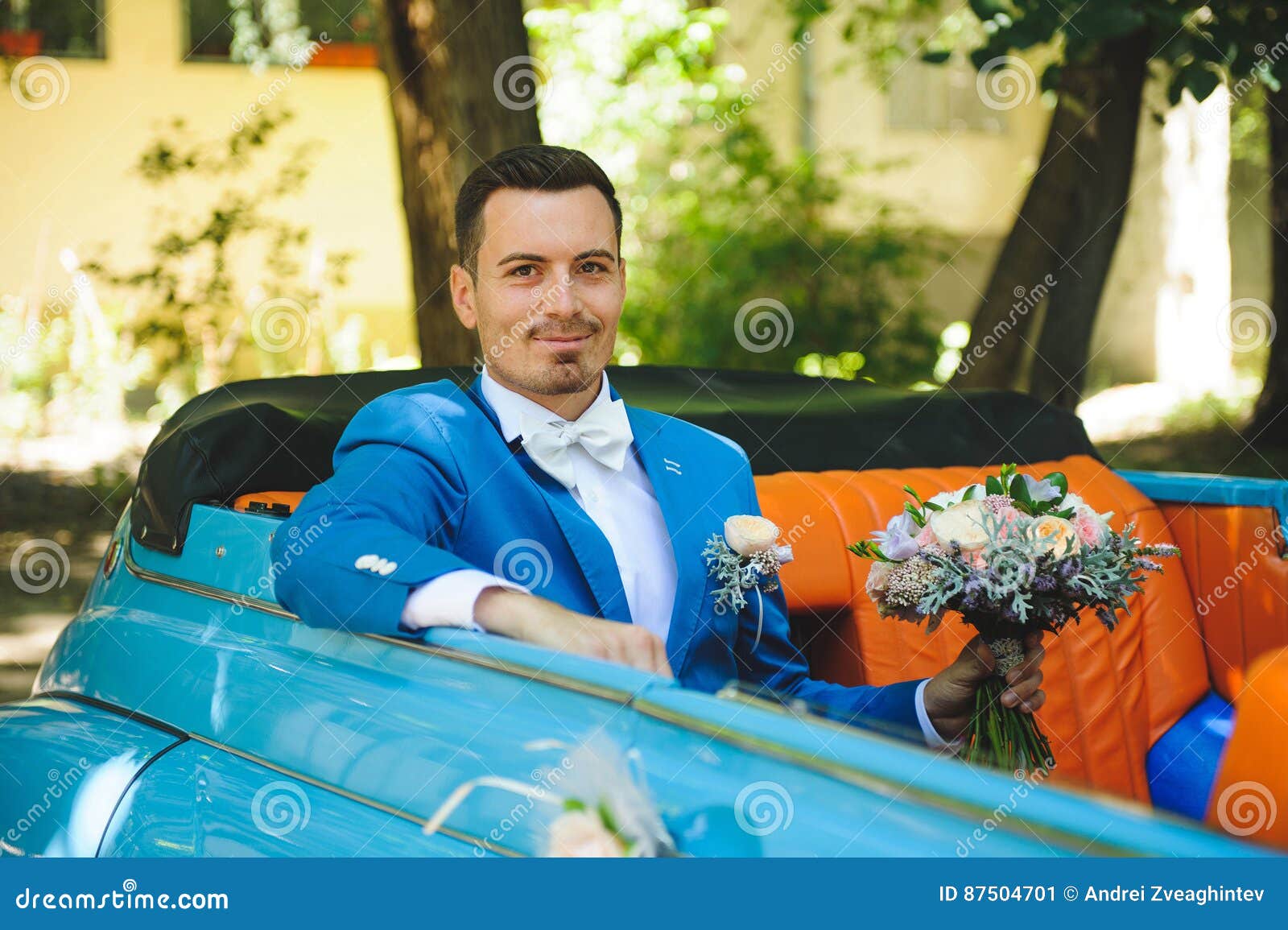 Novio Sonriente Con El Ramo Imagen de archivo - Imagen de coche, manera ...