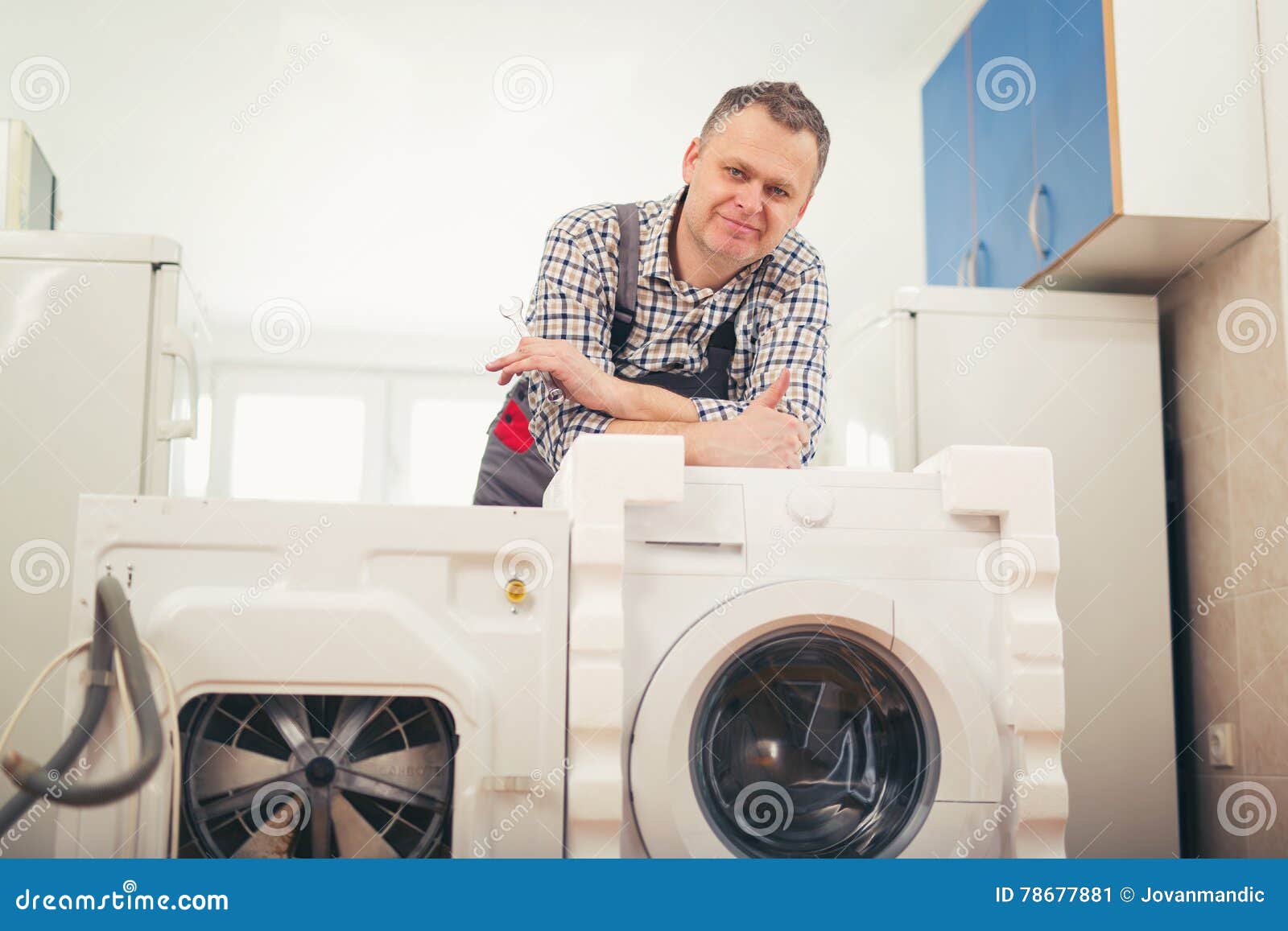 Nowa Pralka I Stara Brakowa Pralka Obraz Stock - Obraz złożonej z ...