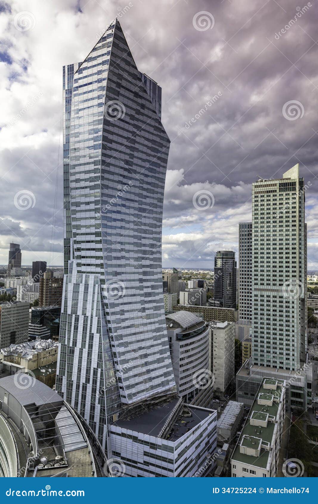 Nowożytni Drapacze Chmur W Warszawa Zdjęcie Stock - Obraz złożonej z ...