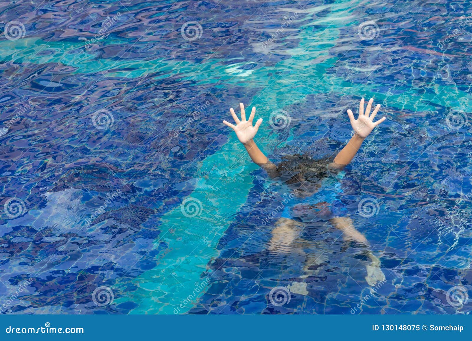 Noyade De L'enfant Dans La Piscine Demandant L'aide Image stock - Image ...