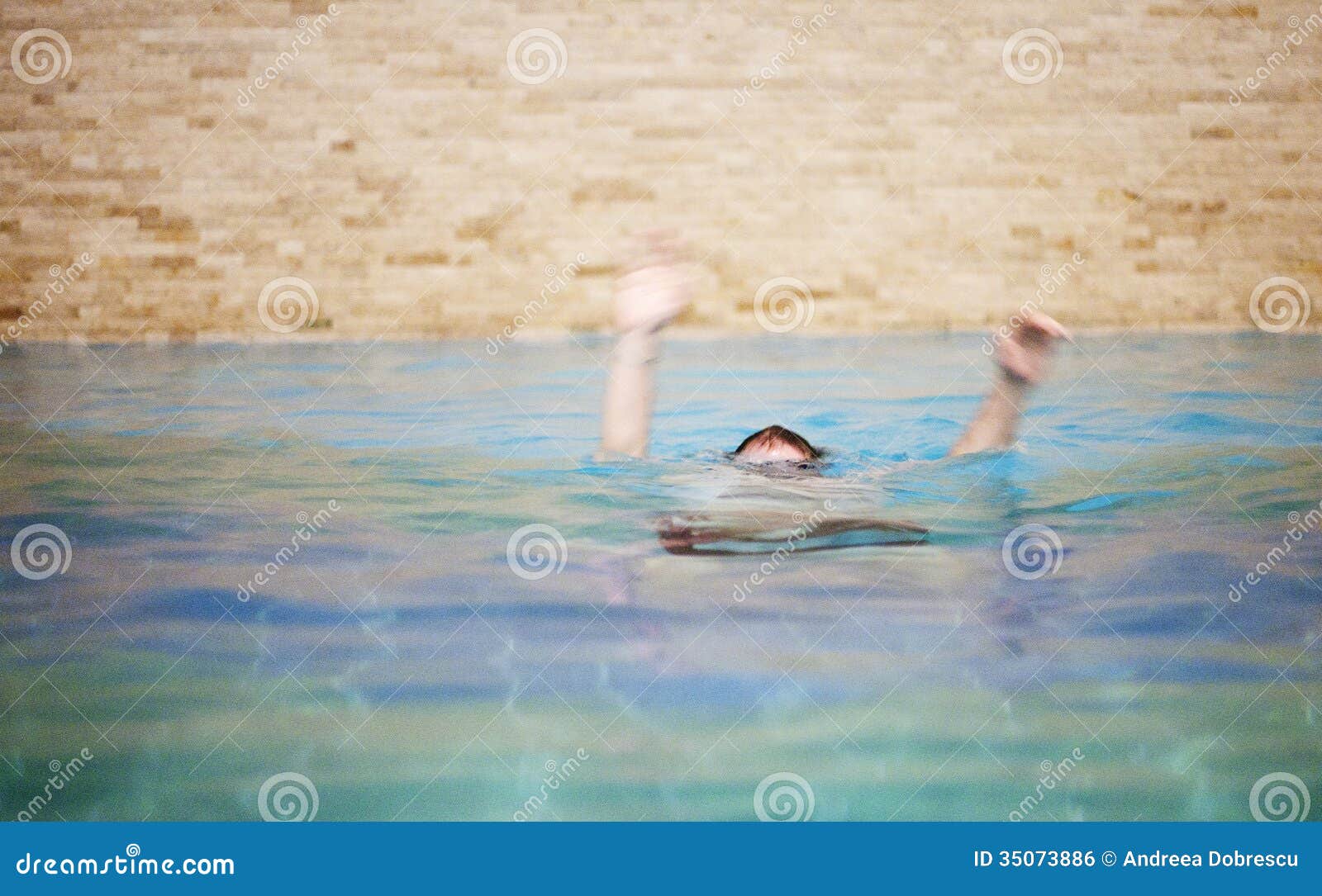 Noyade de l'homme photo stock. Image du homme, regroupement - 35073886