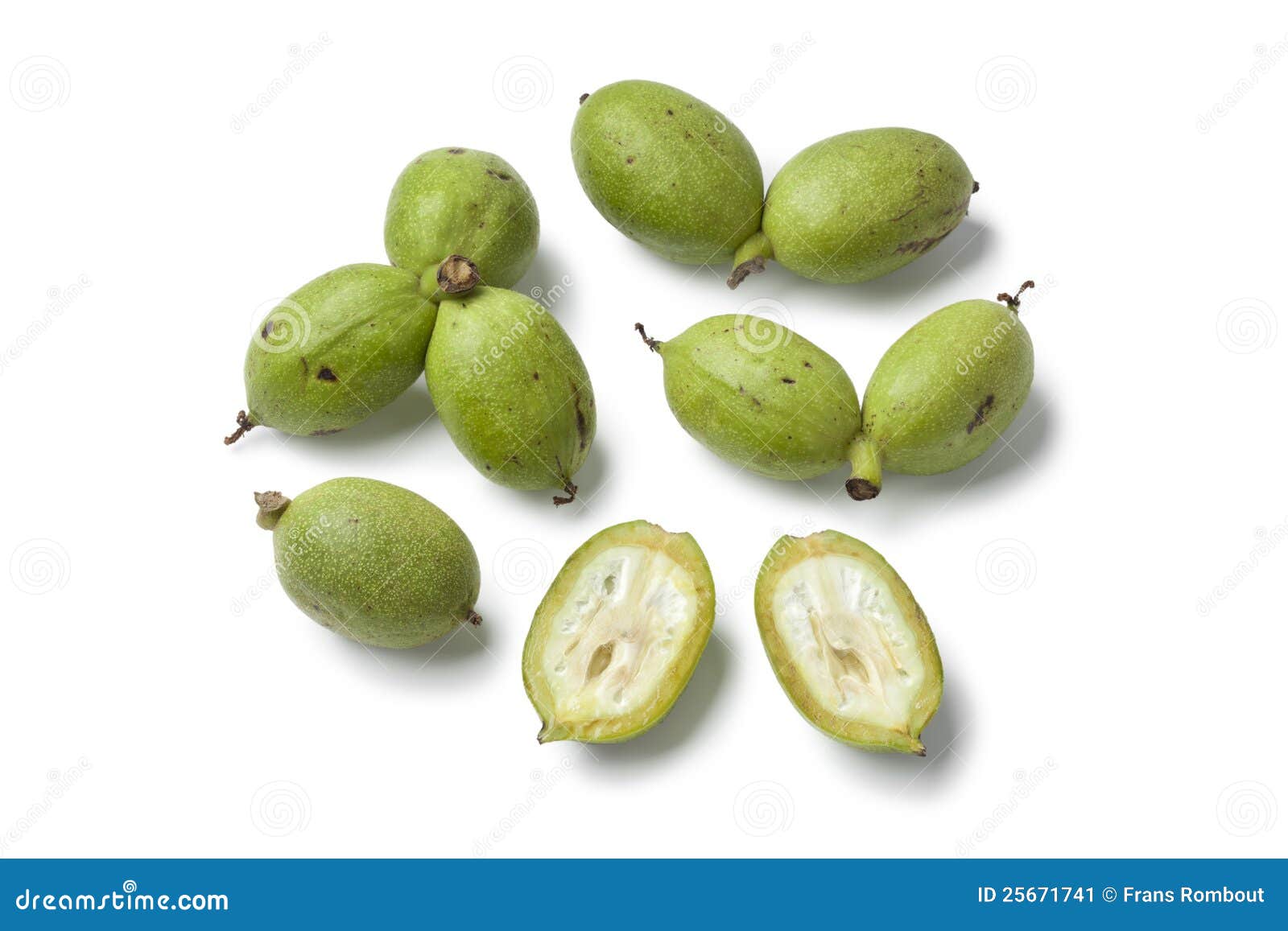 Nozes verdes frescas imagem de stock. Imagem de fruta - 25671741