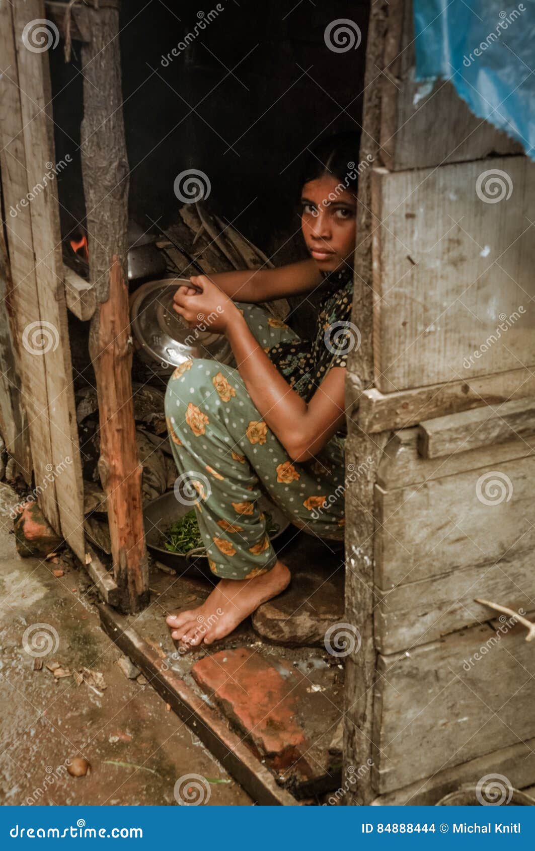 Nu-pieds au Bangladesh image stock éditorial. Image du asie - 84888444