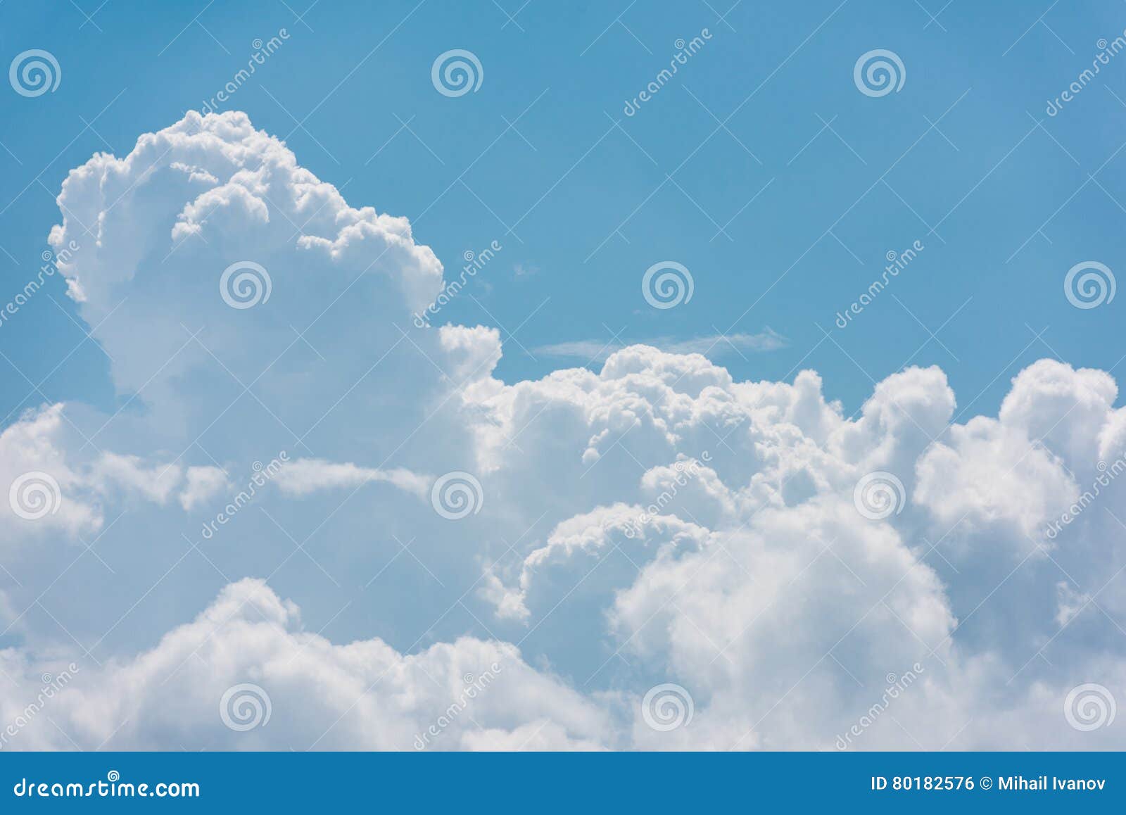 Nuages blancs photo stock. Image du pluie, venteux, pluvieux - 80182576